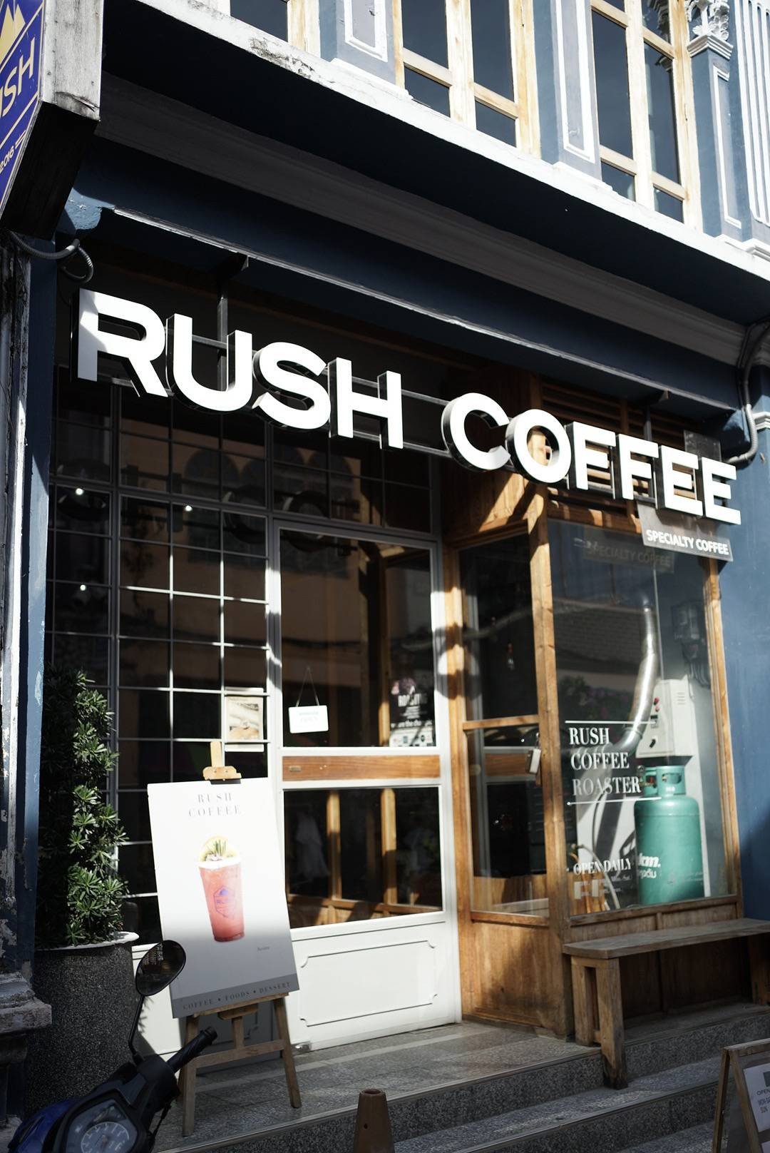 รีวิว Rush Coffee Rommani - จิบกาแฟย่าน Old Town ภูเก็ต
