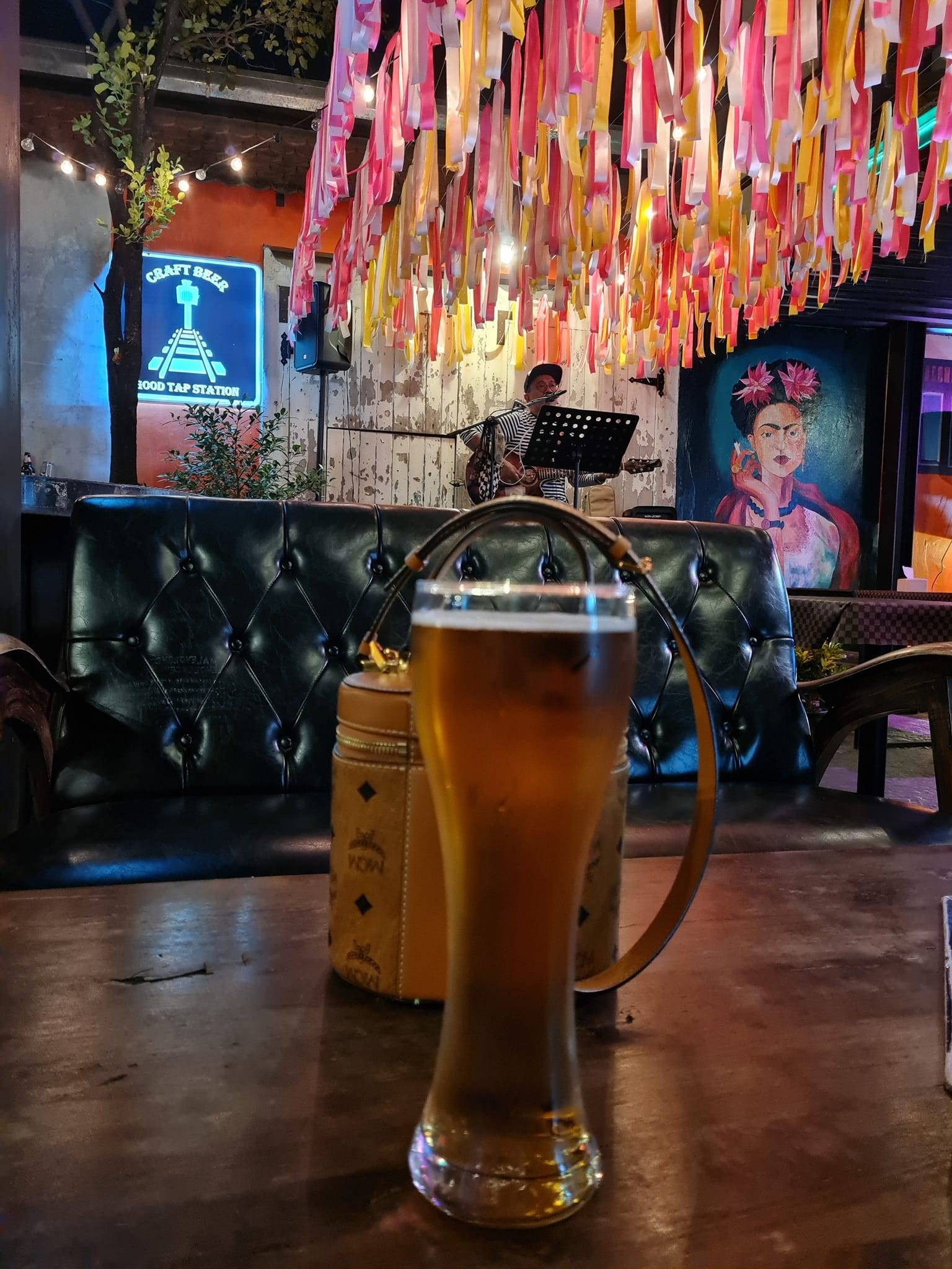 รีวิว Good tap station craft beer bar - จิบคราฟเบียร์ฟังดนตรีสดในซอยโชค ...