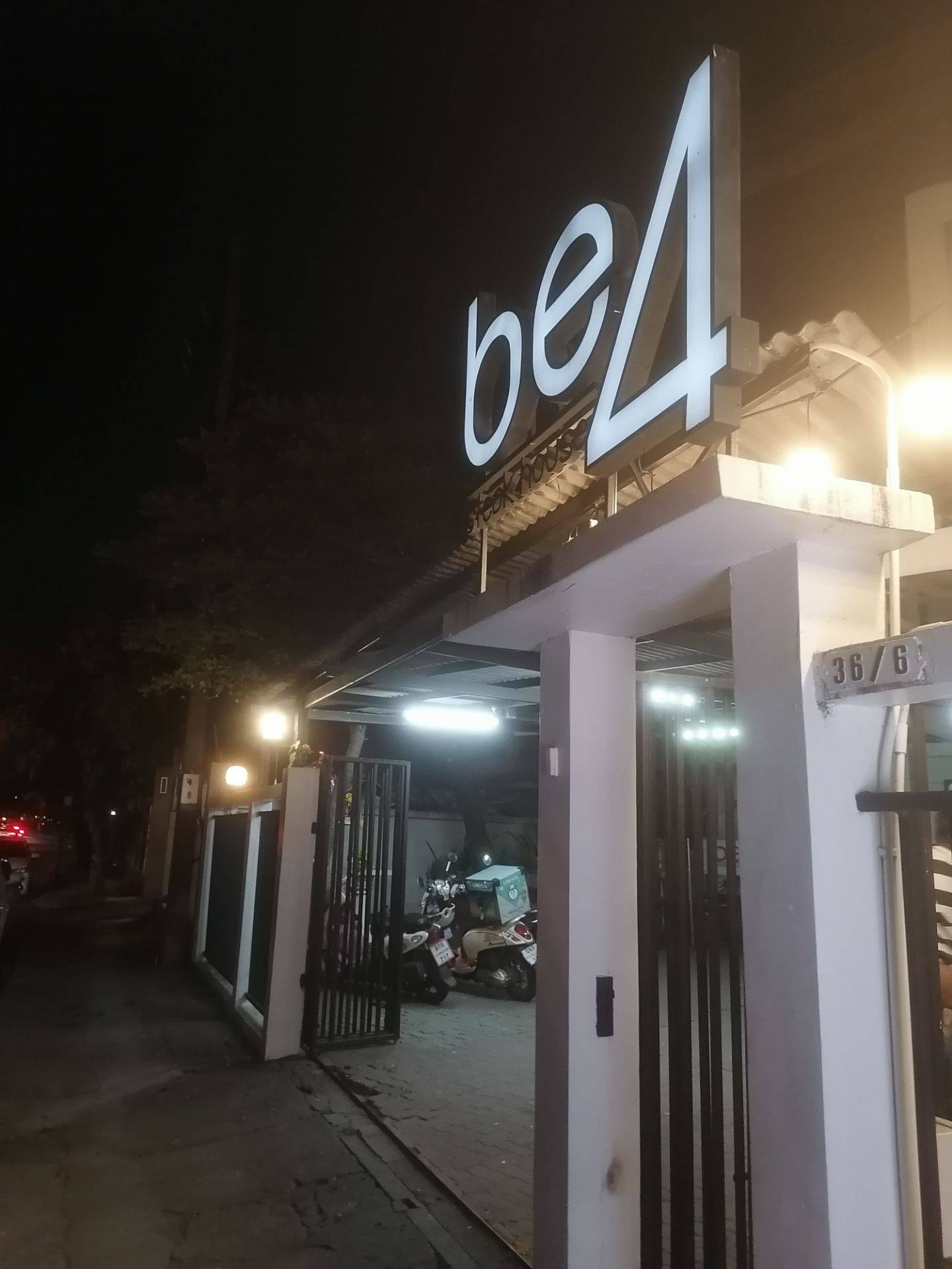 รูป be4steakhouse หลังหมู่บ้านเสนานิเวศน์