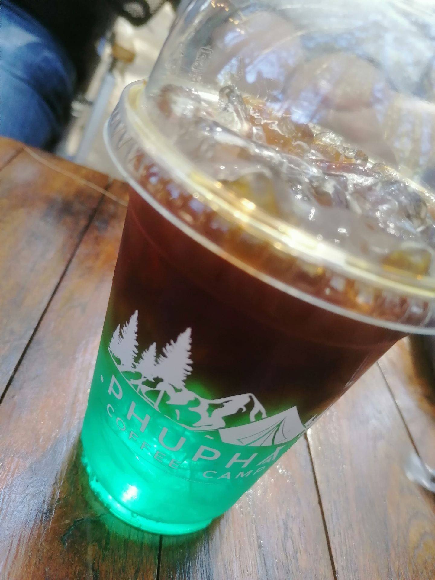 รีวิว Phupha Coffee Camp บ้านคา ราชบุรี - ร้านกาแฟบรรยากาศท่ามกลางสวนสน