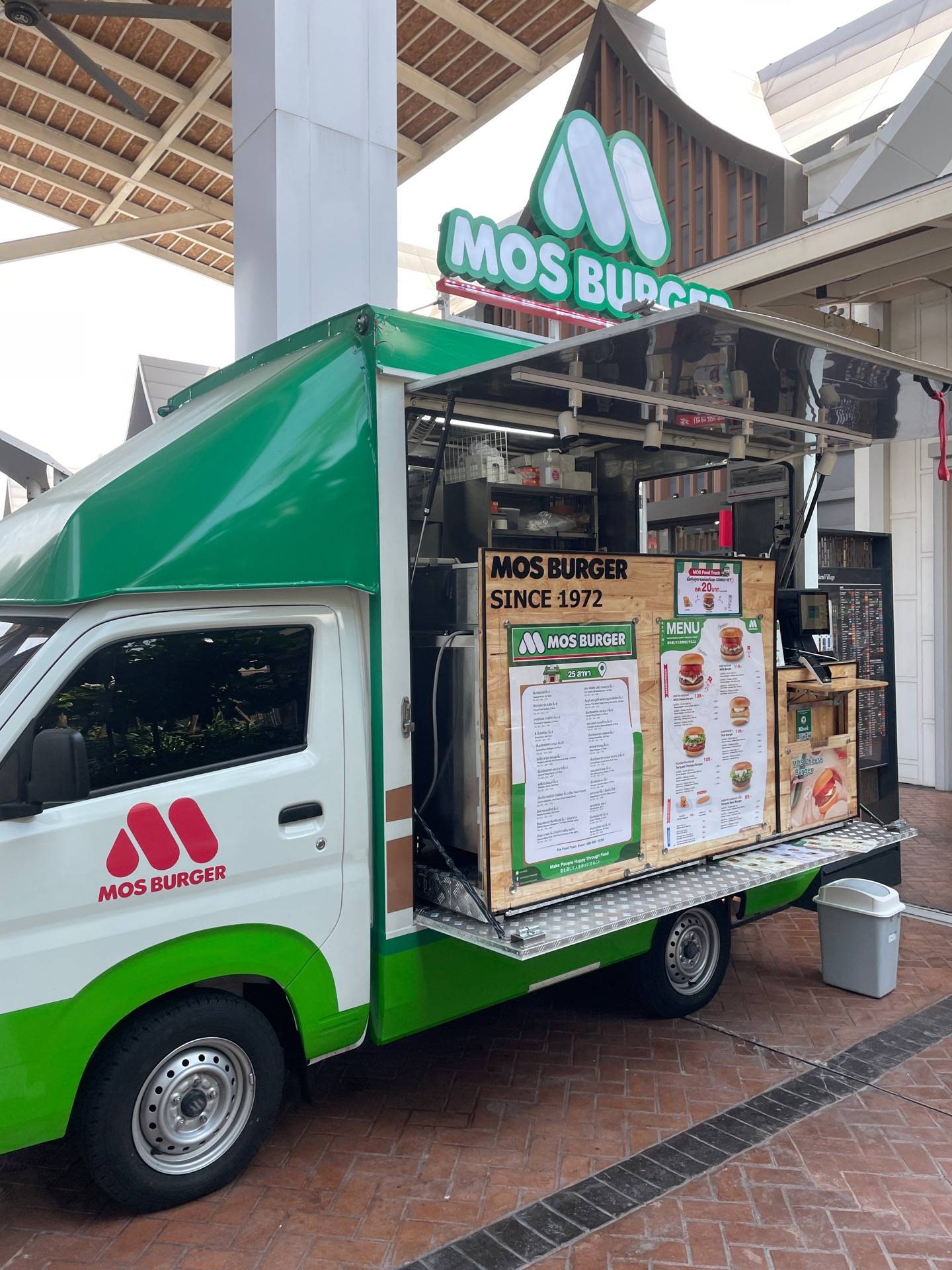 รีวิว MOS BURGER central village - สาขาแบบ food truck ใน central village