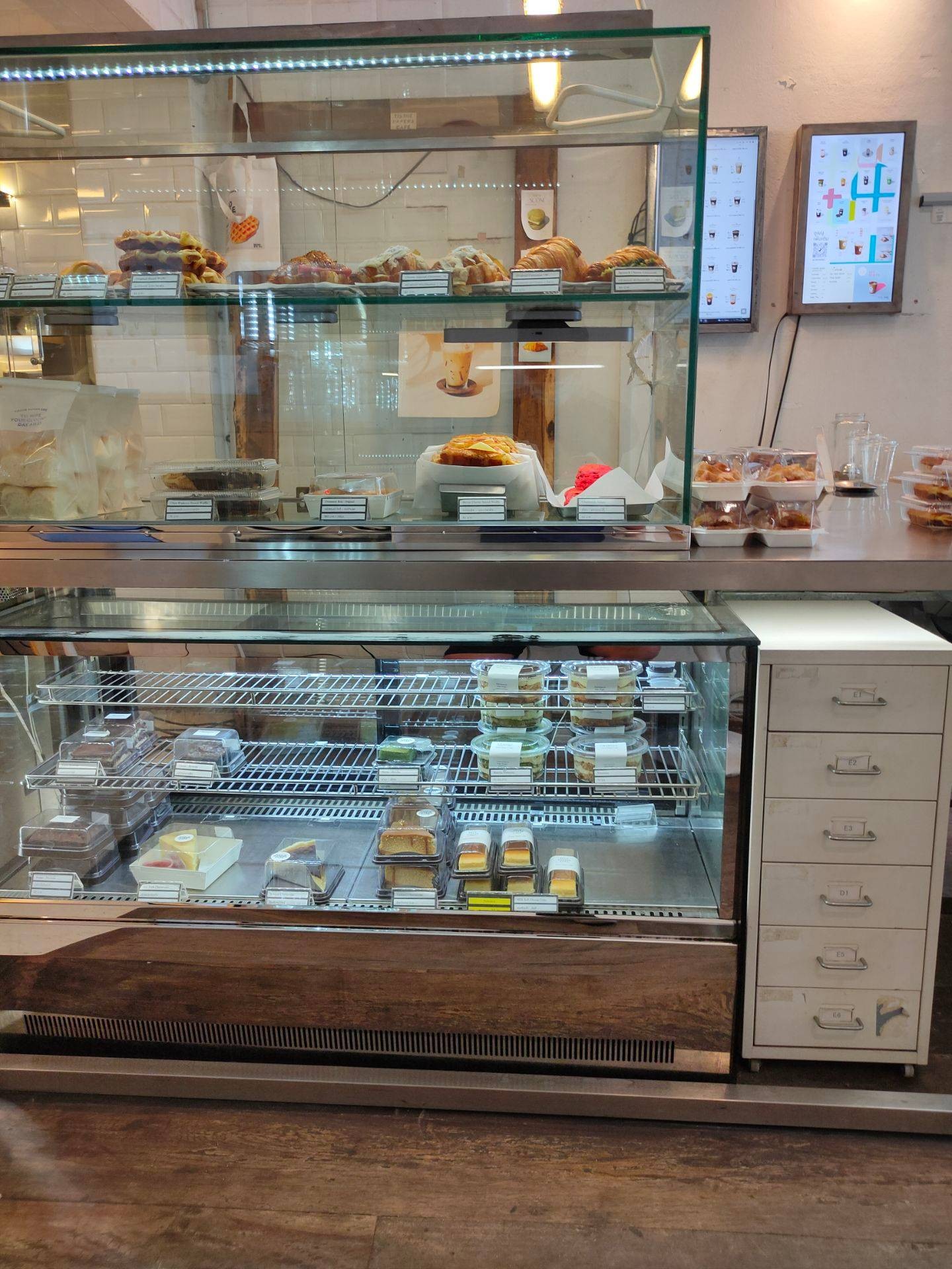 รีวิว Tissue Papers Cafe - ร้านกาแฟสวยริมหนองสมบูรณ์