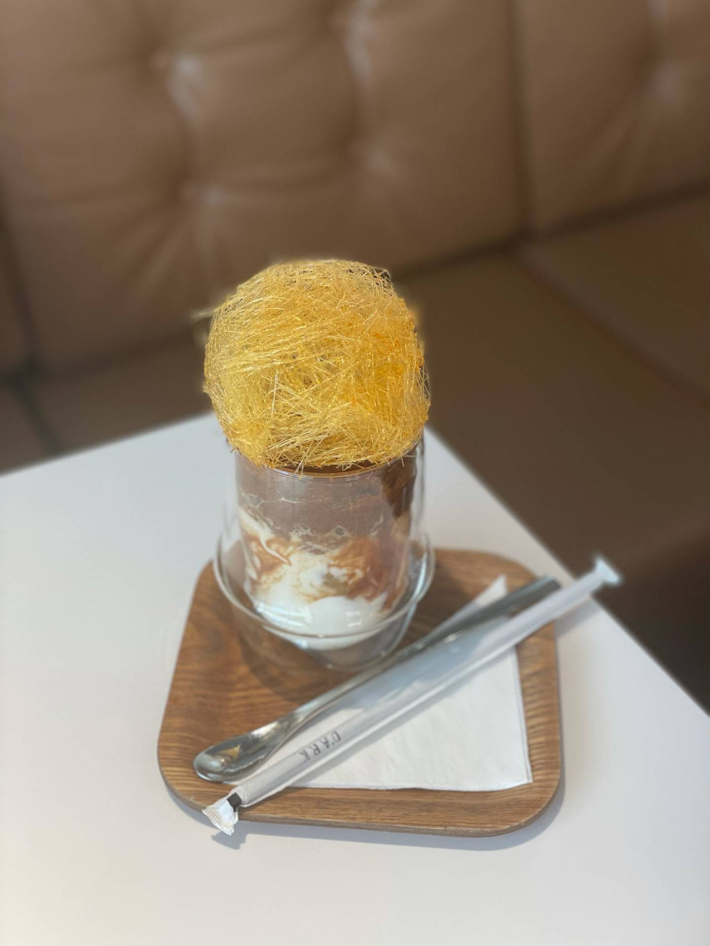 รีวิว D'ARK The Strand Thonglor - Cafe with garden view หา space นั่ง ...