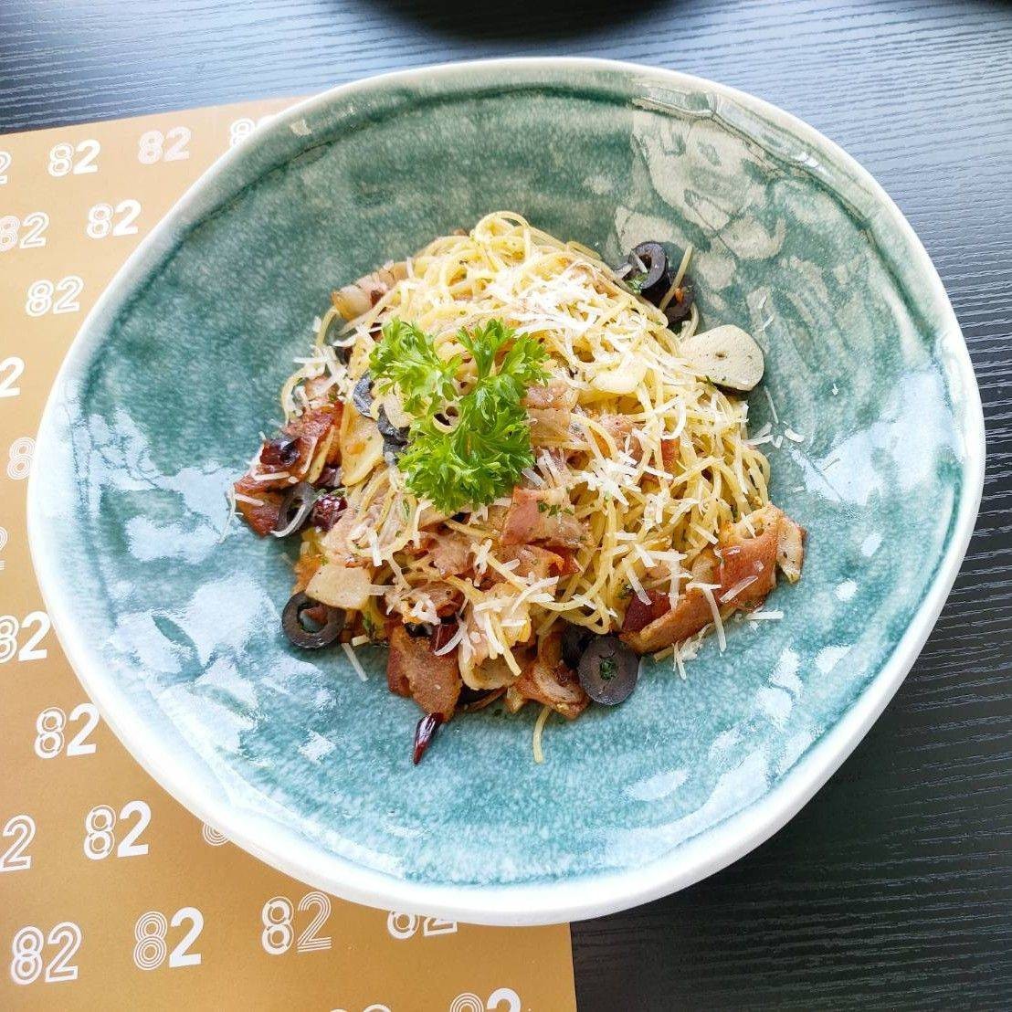 เส้นแองเจิ้ลแฮร์ผัดเบค่อนพริกแห้งและมะกอกดำ ร้าน 82 Concept