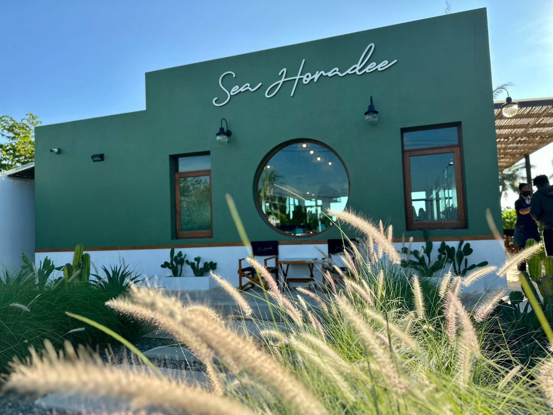 รีวิว Sea Horadee - คาเฟ่ริมทะเล มุมถ่ายรูปสวยเยอะดี - Wongnai