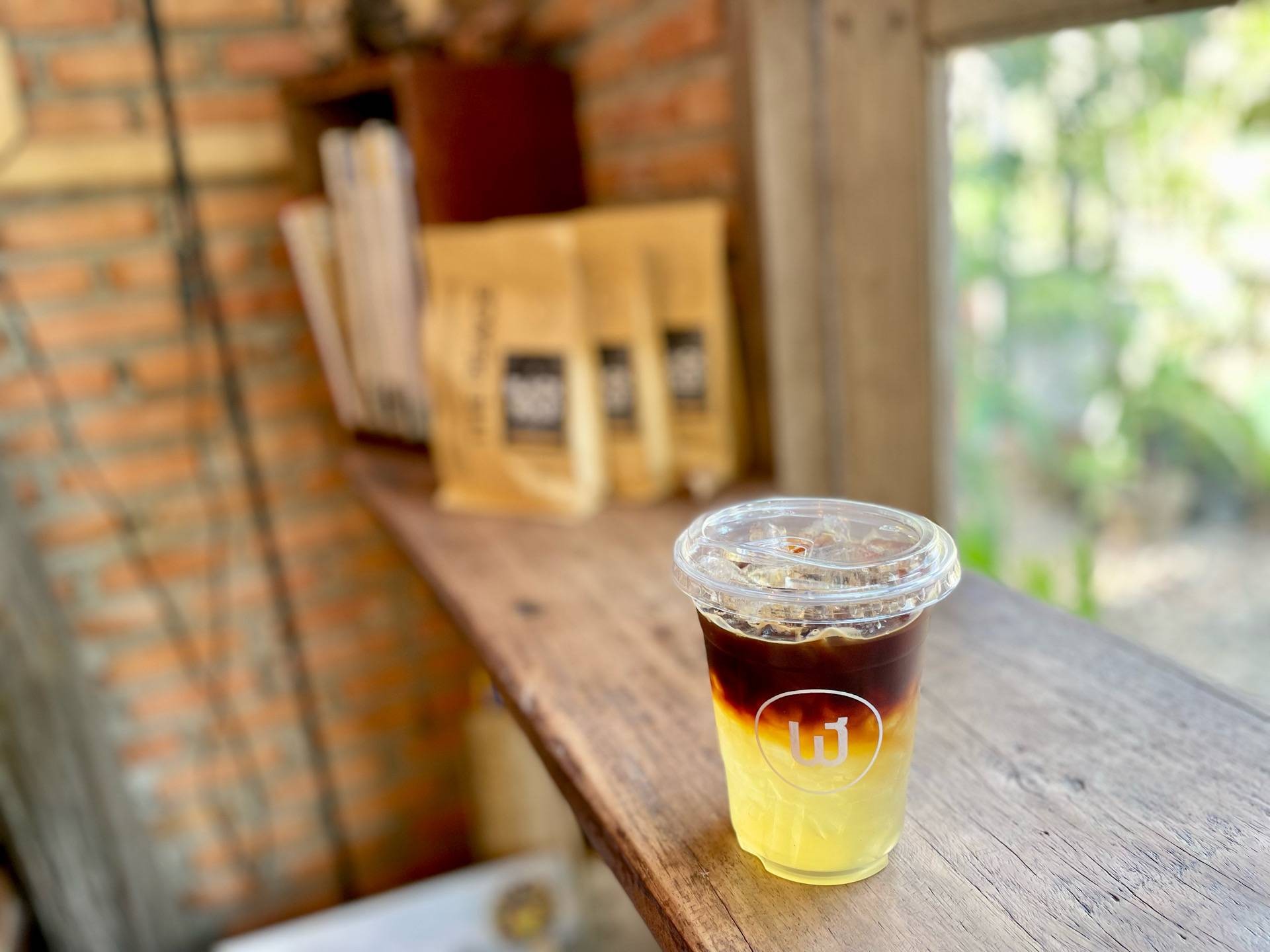 ☕️ Iced Honey Americano. (Price 70 Baht.) ร้าน บางเวฬา cafe & resort สวนผึ้ง
