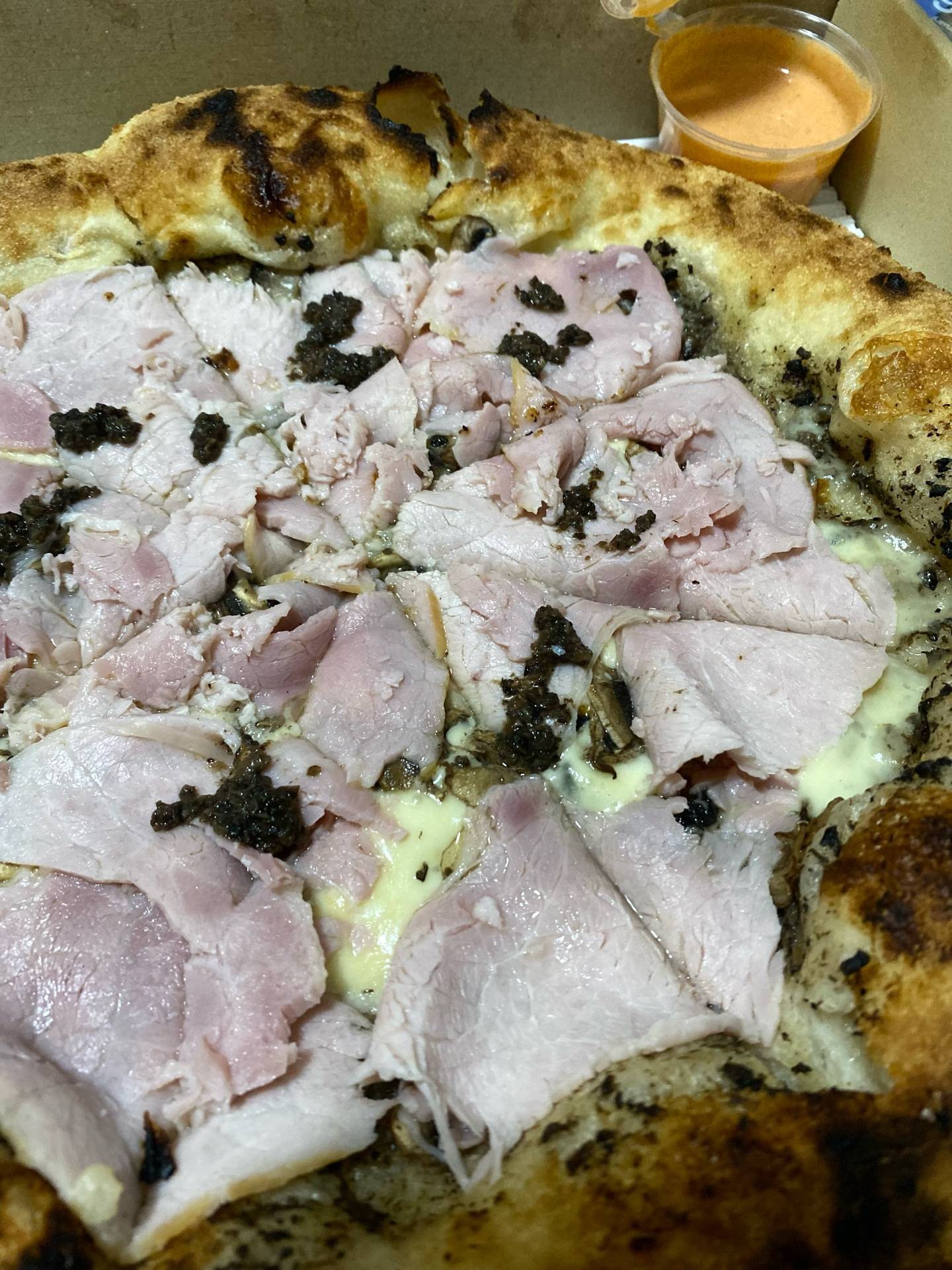 พิซซ่าแฮมทรัฟเฟิ้ล 12 นิ้ว พร้อมซอสดิปสไปร์ซี่ ร้าน Ronin pizza ...