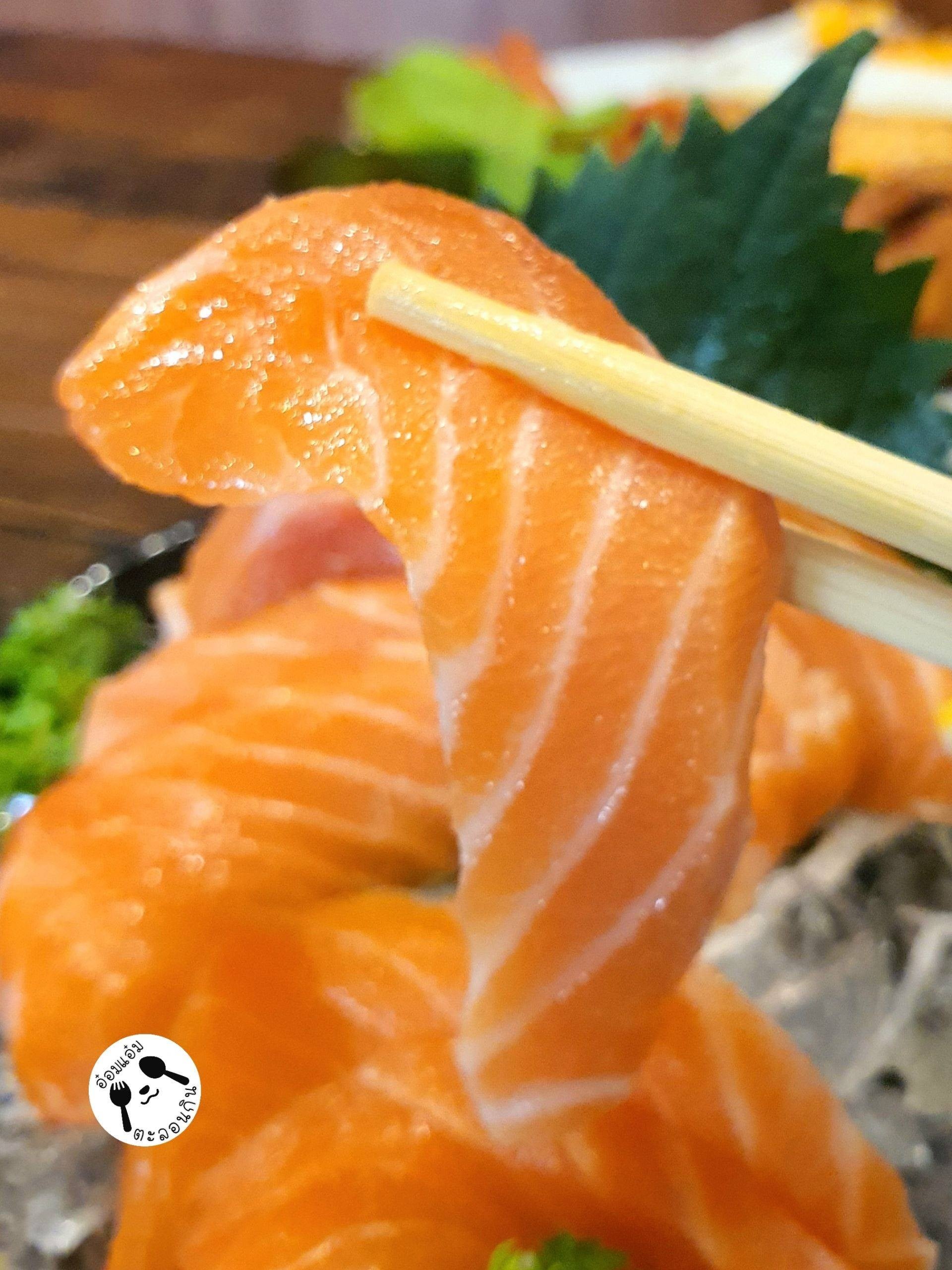 แซลมอนซาชิมิ ร้าน Suteki steakhouse หมู่บ้านเศรษฐกิจ