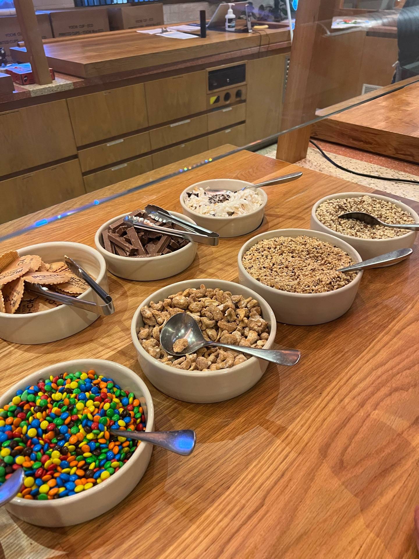 รีวิว Yo-chi Frozen Yogurt Carlton - Biggest Yo-chi stores with lots of ...