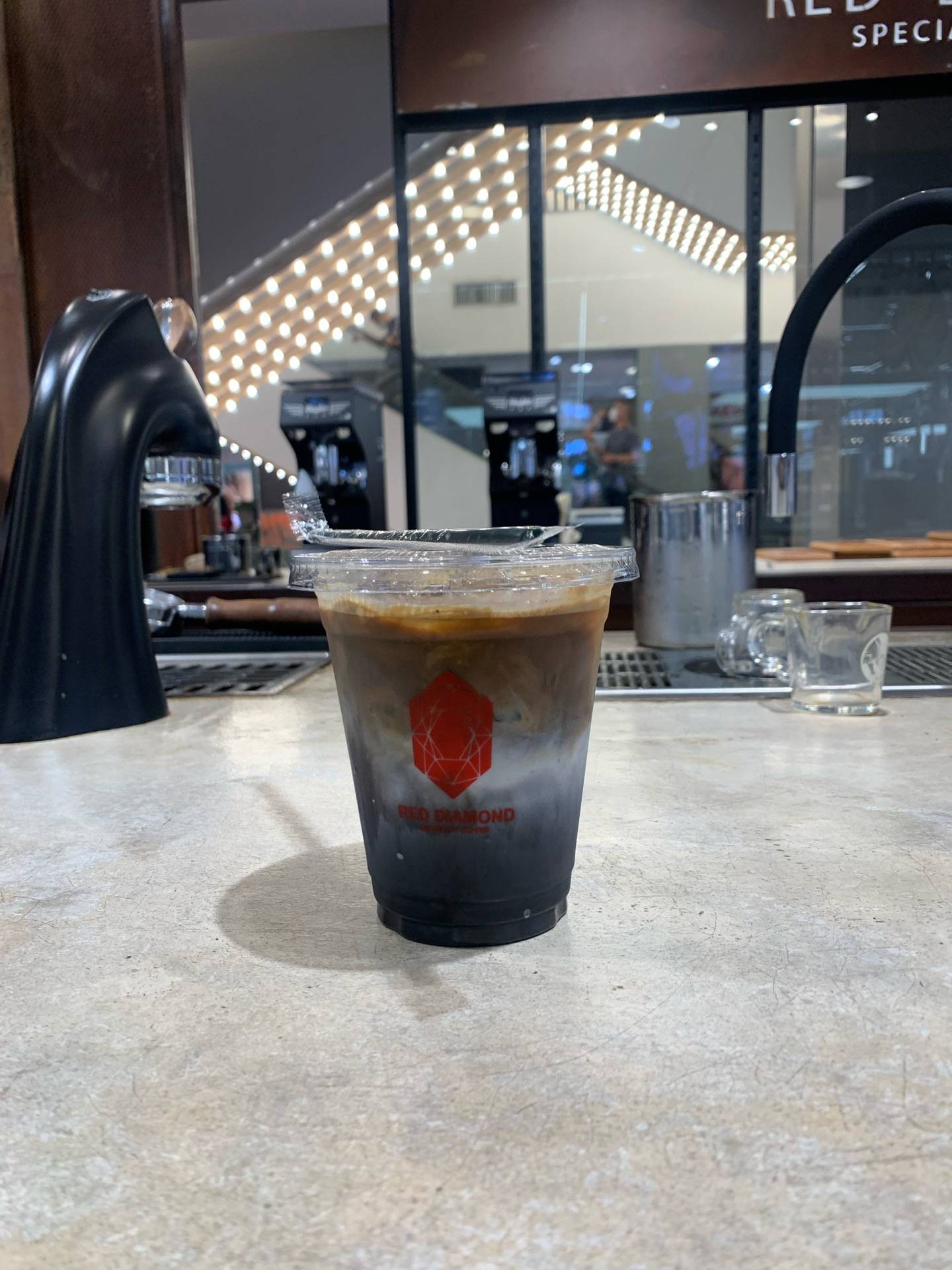 รีวิว Red Diamond Cafe เซ็นทรัล ลาดพร้าว - กาแฟหอม เพลงเพราะ พนักงานดี