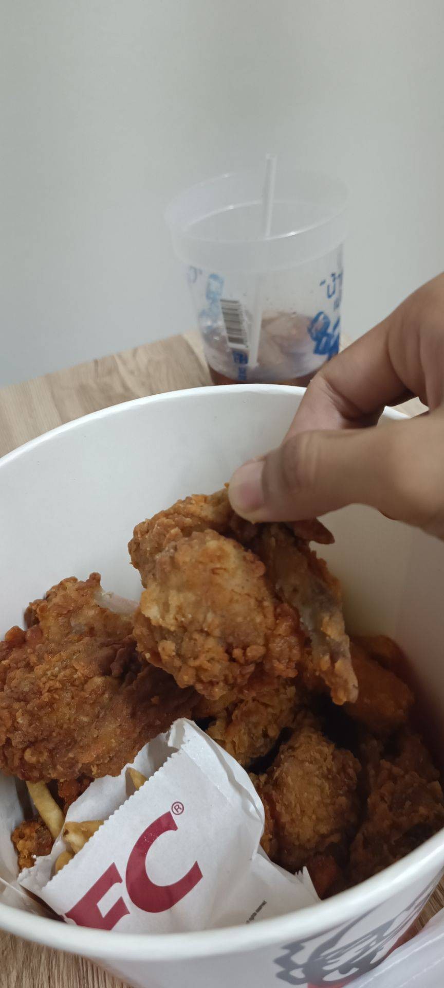 รีวิว KFC บิ๊กซีแจ้งวัฒนะ - ไก่ชิ้นเเค่นี้หรอไก่ผู้พันไก่ก็เเห้งบอกขอซอสเยอะๆก็ให้มาหน่อยเดียว ...