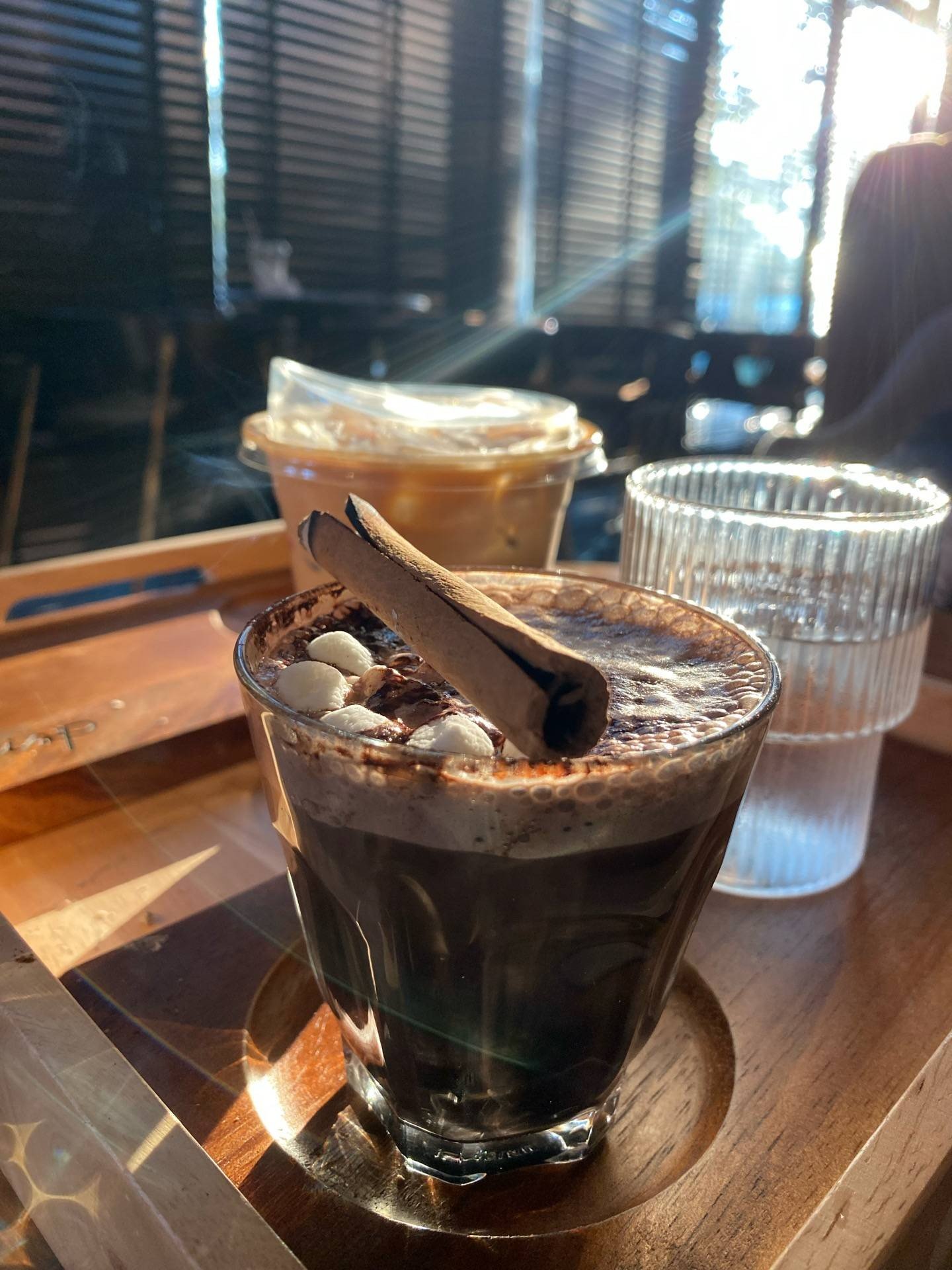 รีวิว Wisp Cafe Rayong - ร้านสวย กาแฟดี ขนมอร่อย พนักงานน่ารักเลยค่ะ