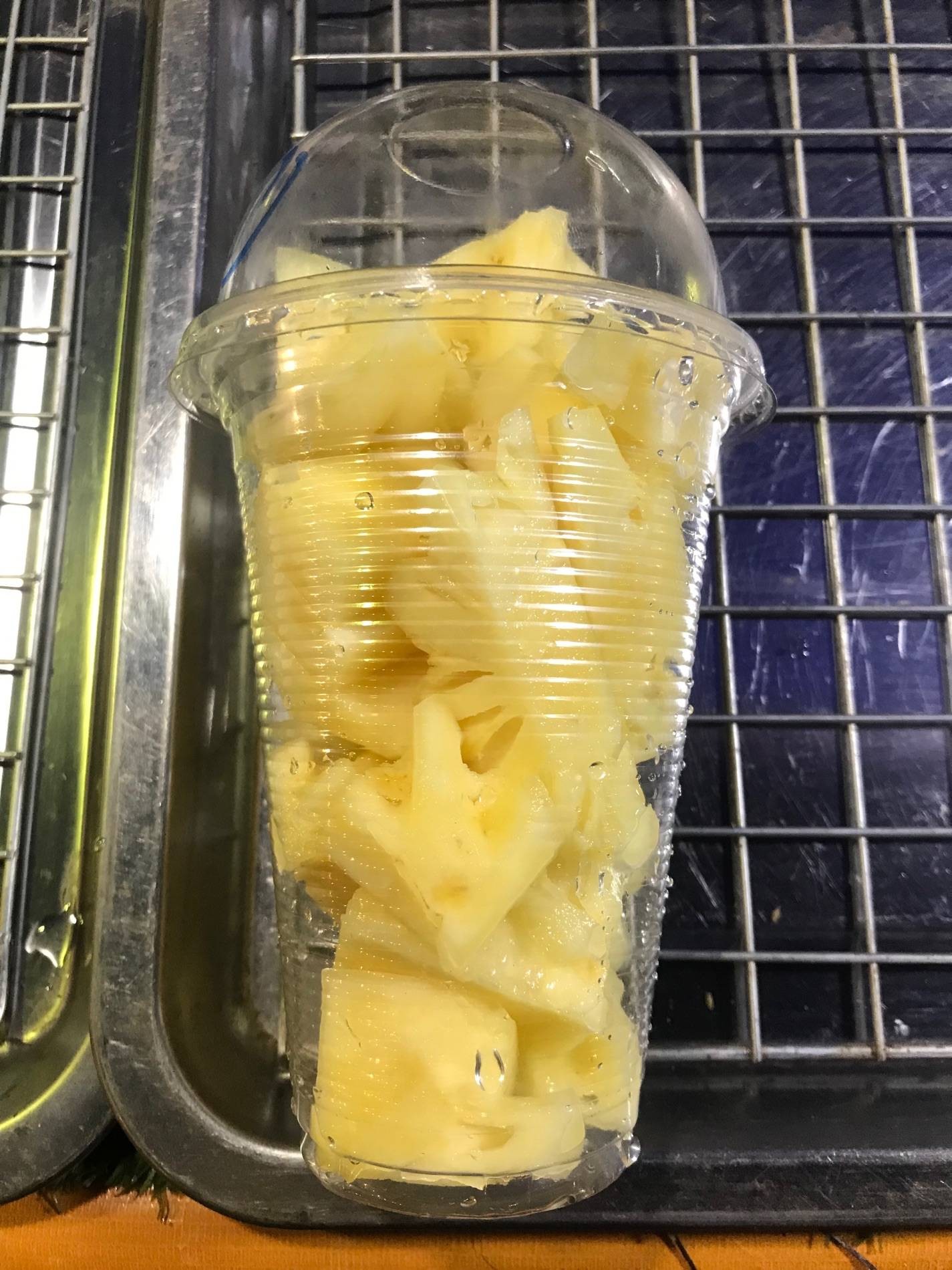 รูป หอยครกคูณขวัญ ทอดมันปลากราย สับปะรดภูแล ตลาดนัดรถไฟ