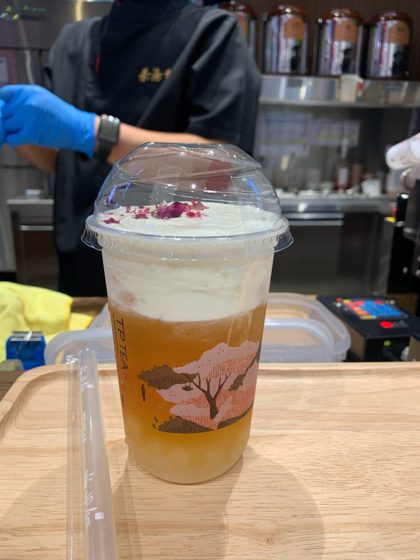 รีวิว TP TEA EmQuartier - ชาใสคือปังมาก กลิ่นหอม แต่ดอกกุหลาบที่โรยมาเอาไว้ถ่ายรูปเฉยๆพอค่ะ 😭