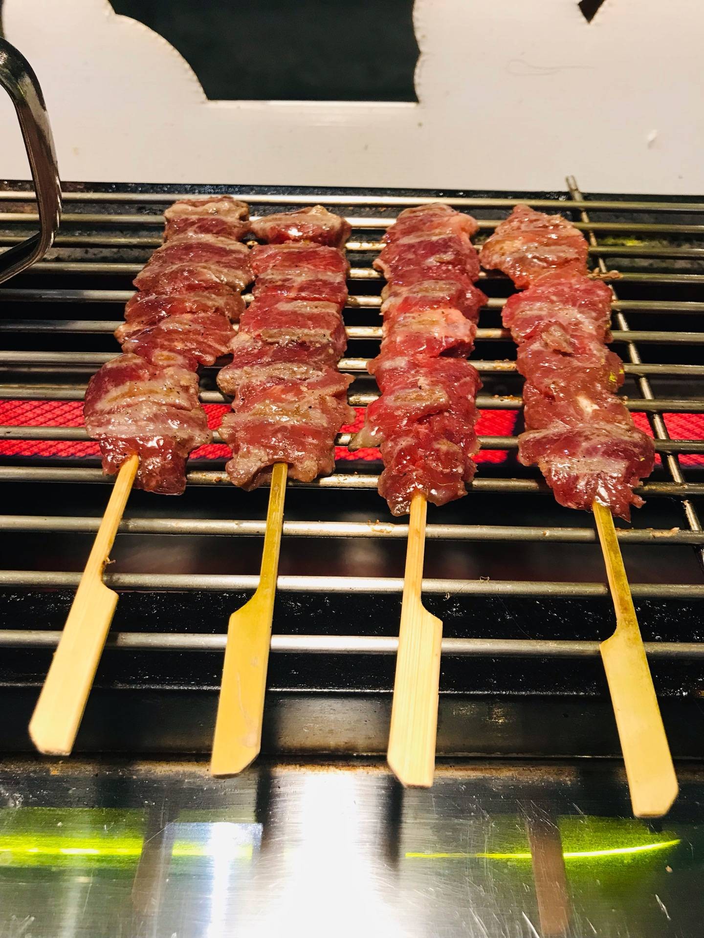 รีวิว Angry Beef เนื้อวากิวย่างเสียบไม้ ลูกชิ้นเนื้อปิ้ง เดอะโฟร์ท พุทธ ...