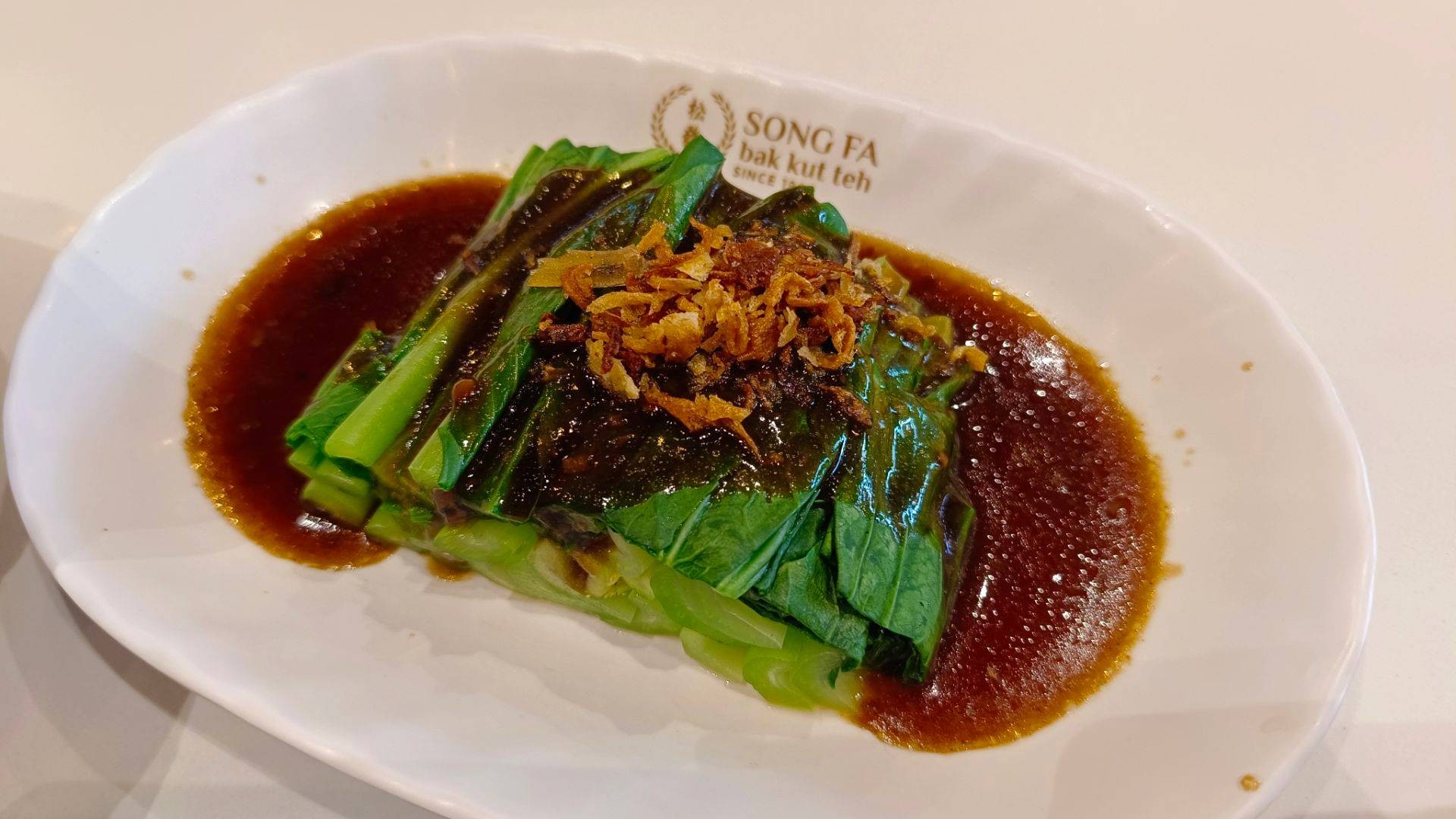ผักกวางตุ้งฮ่องเต้ราดซอส ร้าน Song Fa Central World ชั้น3 ติดฝั่งเซ็นทรัล