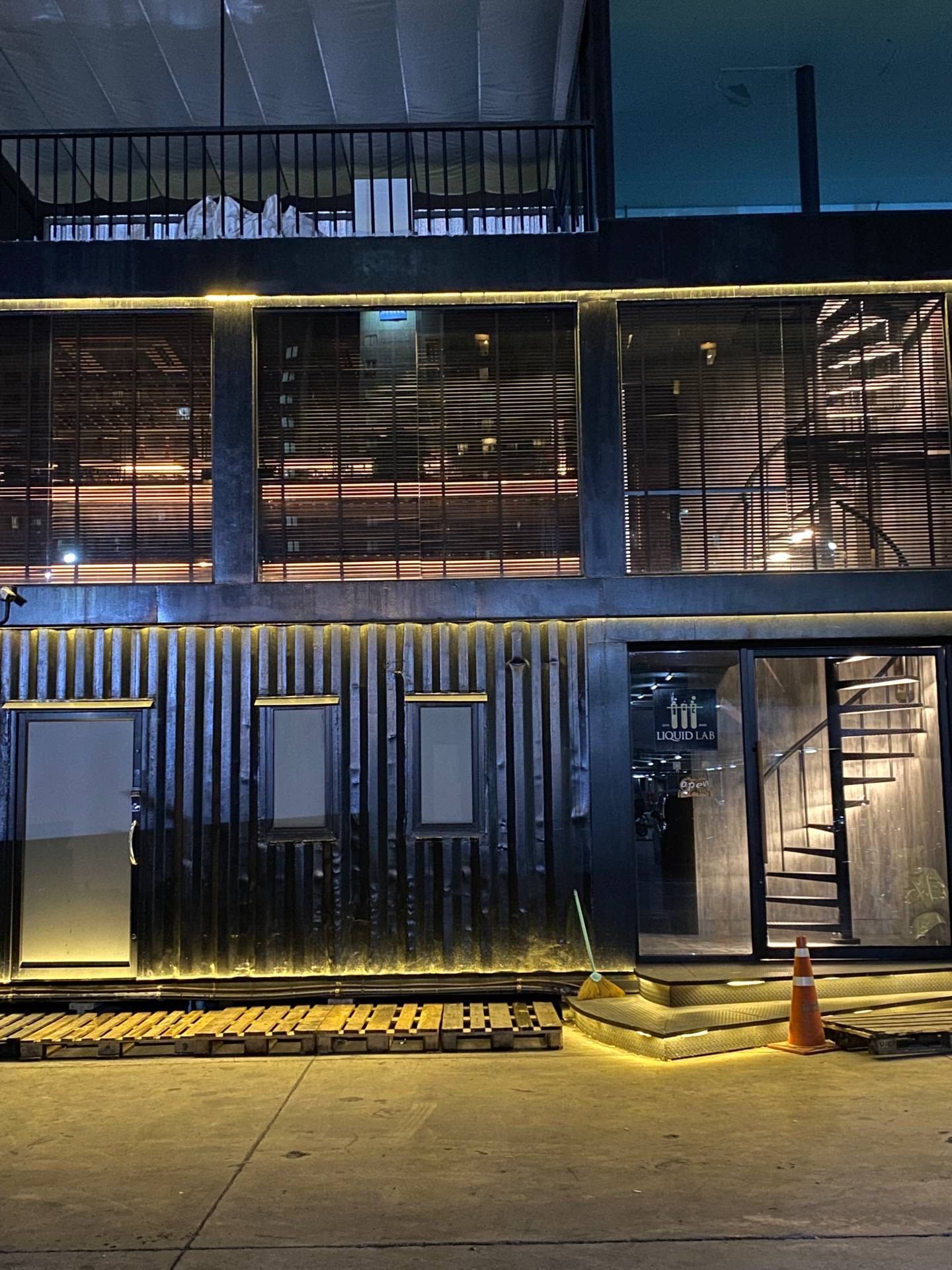 รีวิว liquid lab - บาร์ไม่ลับแต่ vibes ดี มีให้เลือกหลากหลายทั้ง whisky ...