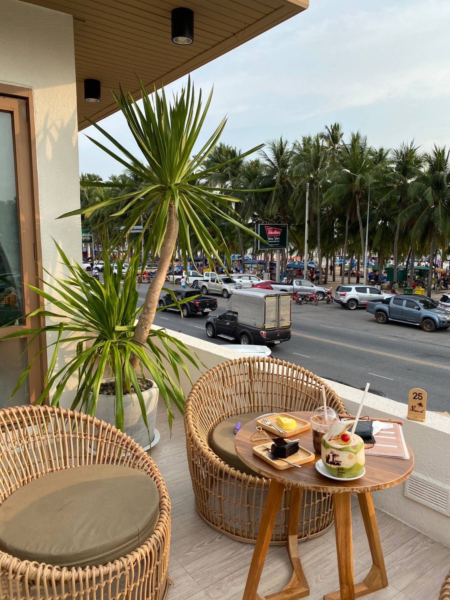 รีวิว Aloha Beach Cafe' - คาเฟ่บรรยากาศดีที่บางแสน