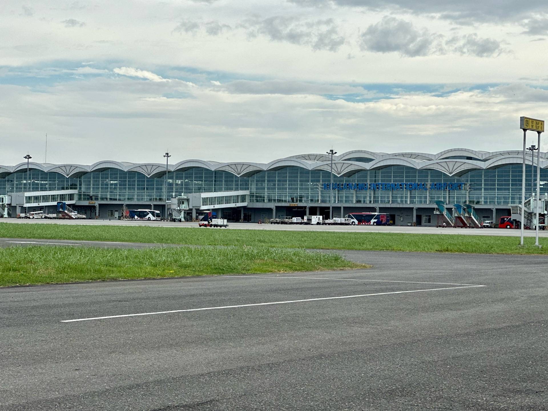 รีวิว ท่าอากาศยานนานาชาติกูวาลานามู เมดาน - กว้างโอ่โถง คล้ายสนามบิน ...