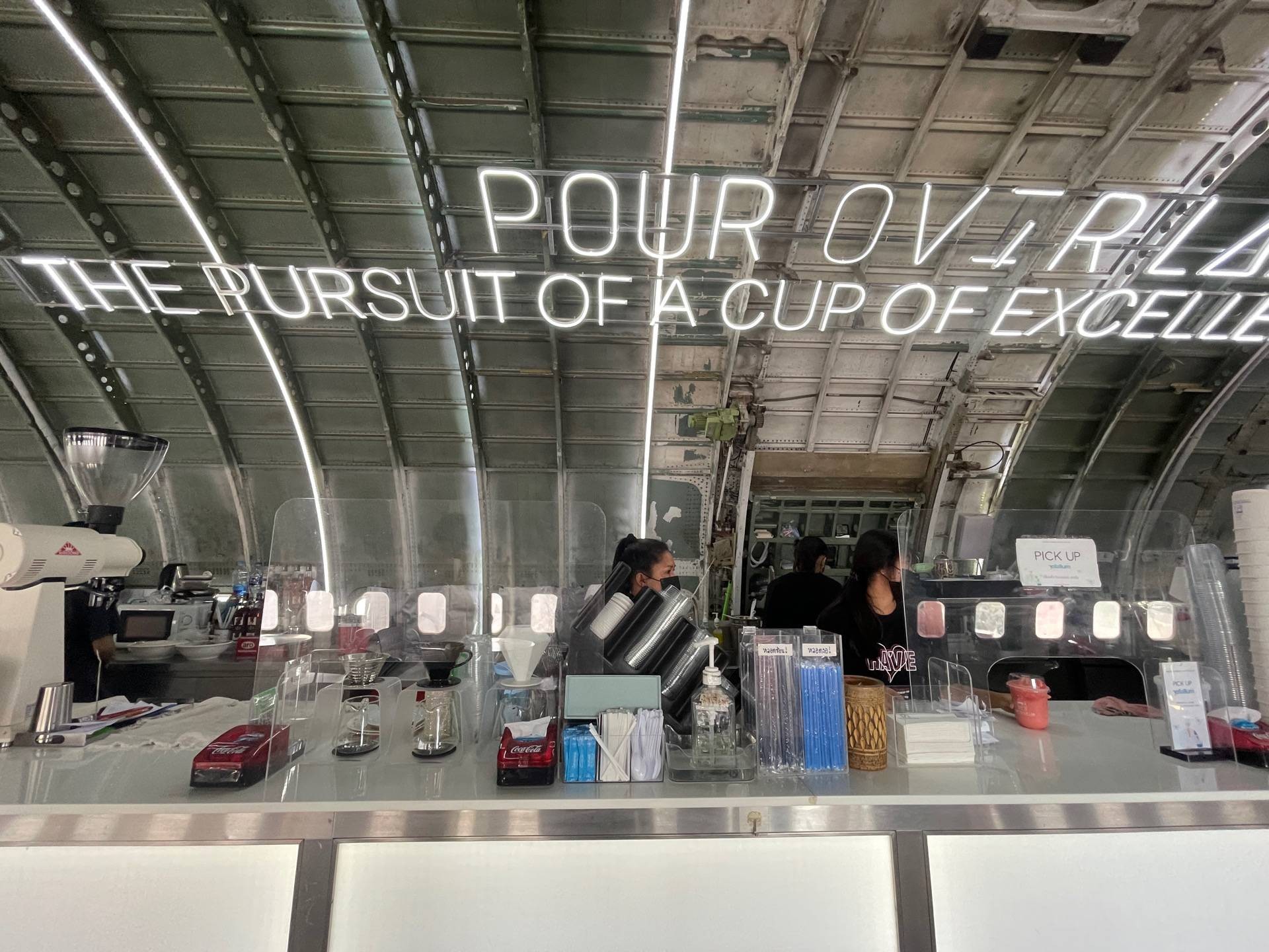 รีวิว POUR OVER LAB นครปฐม - ดื่มกาแฟบนเครื่องบินเก๋ดี