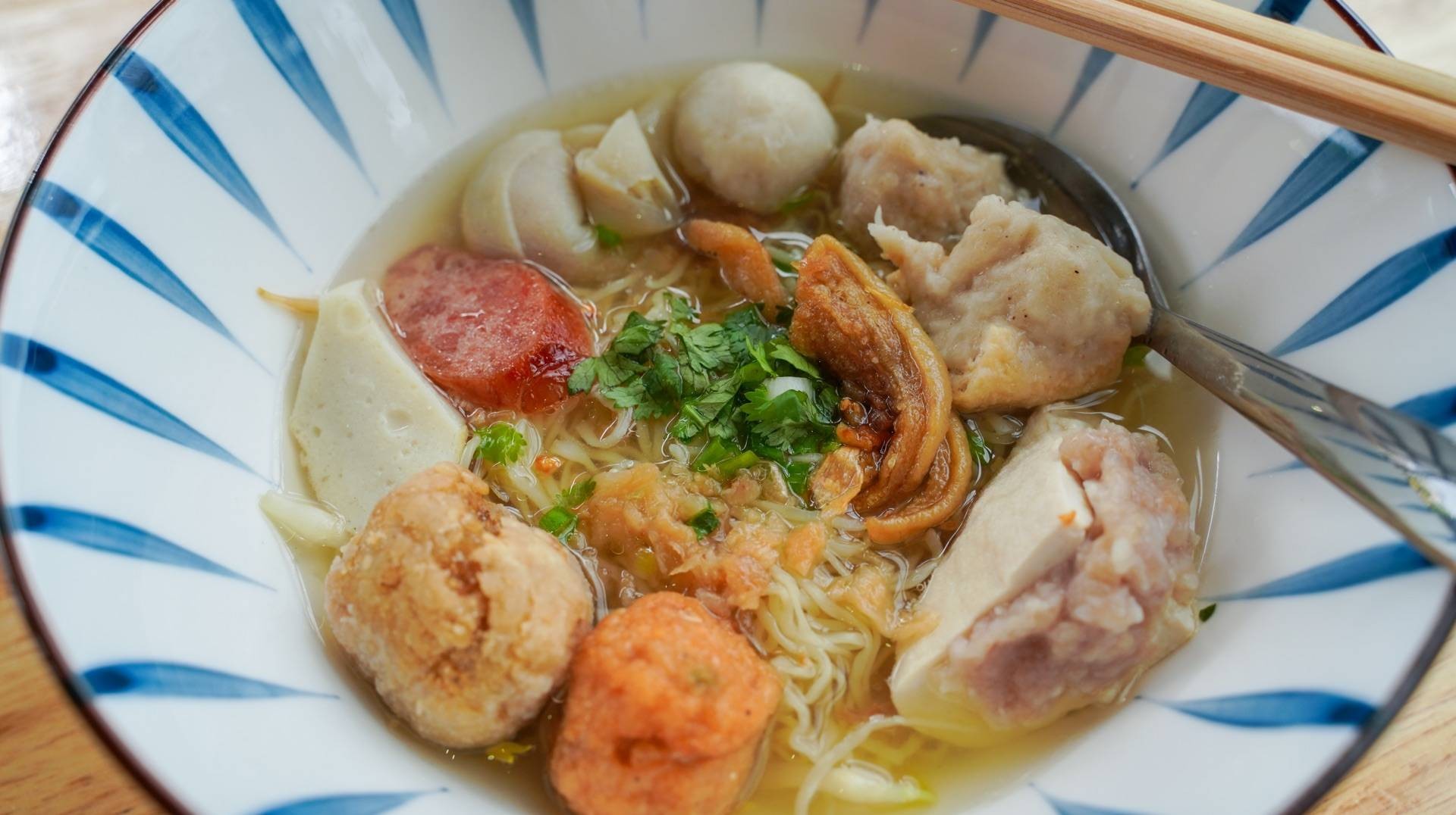 หล่อลวก ก๋วยเตี๋ยวลูกชิ้นปลา Susco Square พุทธบูชา - สั่งอาหารเดลิเวอรี ...