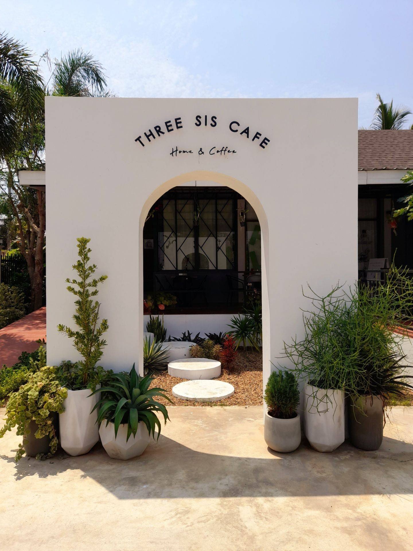 รีวิว Three Sis Cafe - คาเฟ่ลับ ๆ ในอำเภอท่าม่วง ร้านน่ารัก เรียบ ๆ ง่าย ๆ แวะไปนั่งเพลิน ๆ ครับ