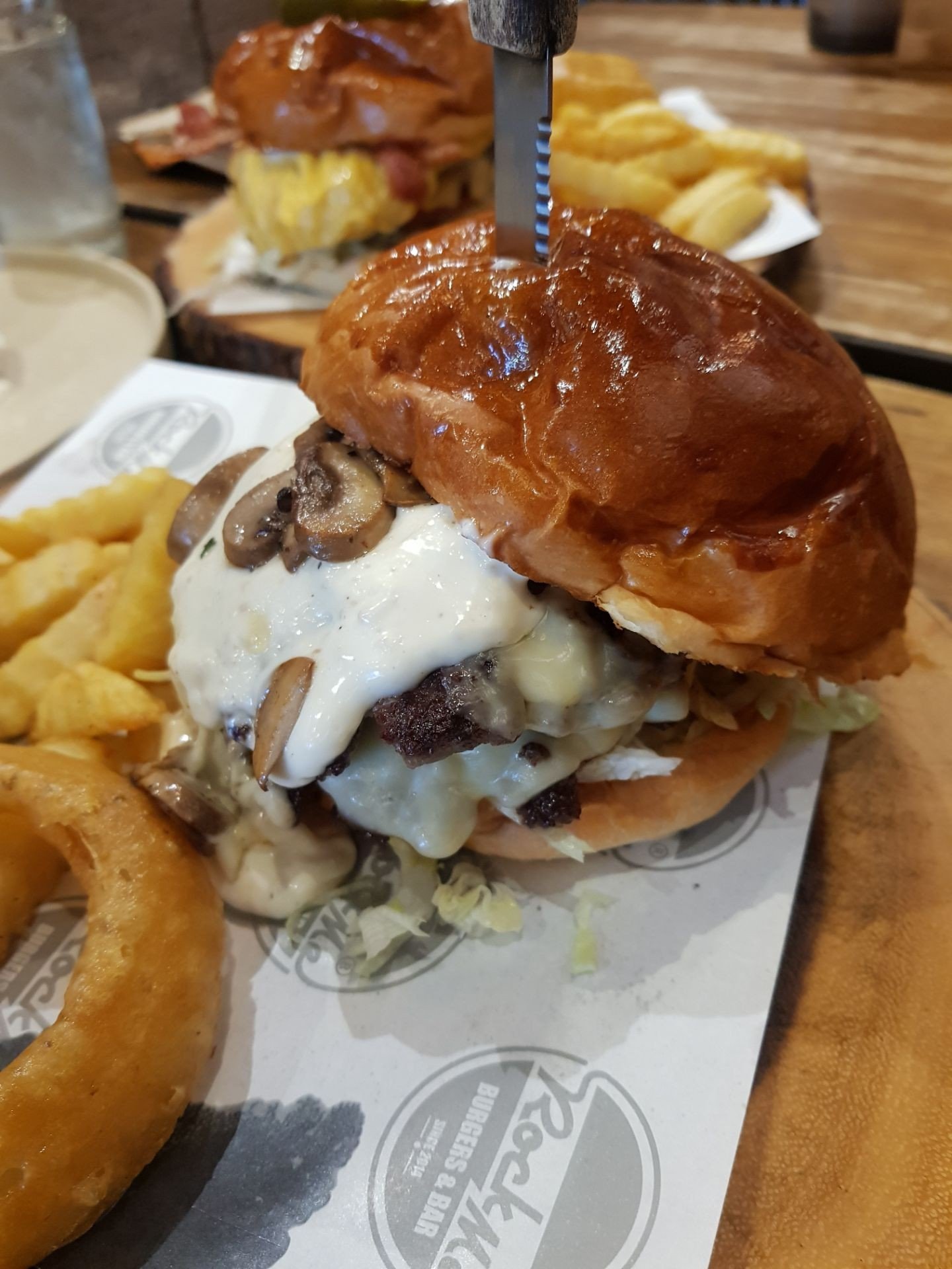 รีวิว Rock Me Burger & Bar นิมมานเหมินท์ - อร่อยราคาดีให้เยอะจุกใจ ...