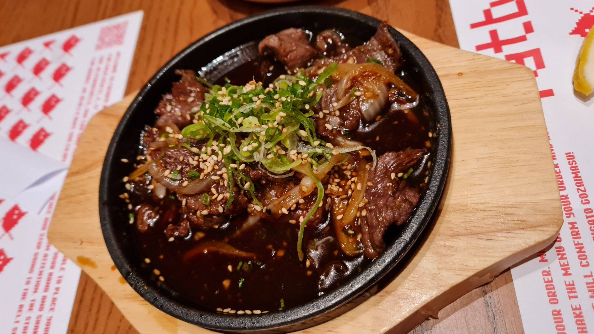Sizzling Wagyu Beef Teriyaki, Sesame, Negi ร้าน Fatboy Izakaya