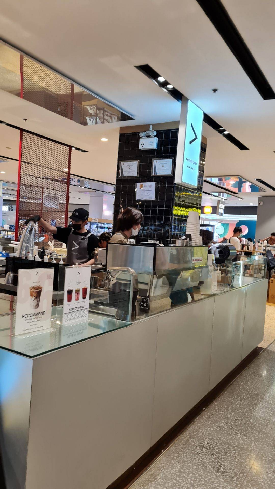 รีวิว Coffeelism Limited เซ็นทรัลเวิลด์ - ชาไทย นมๆๆ - Wongnai