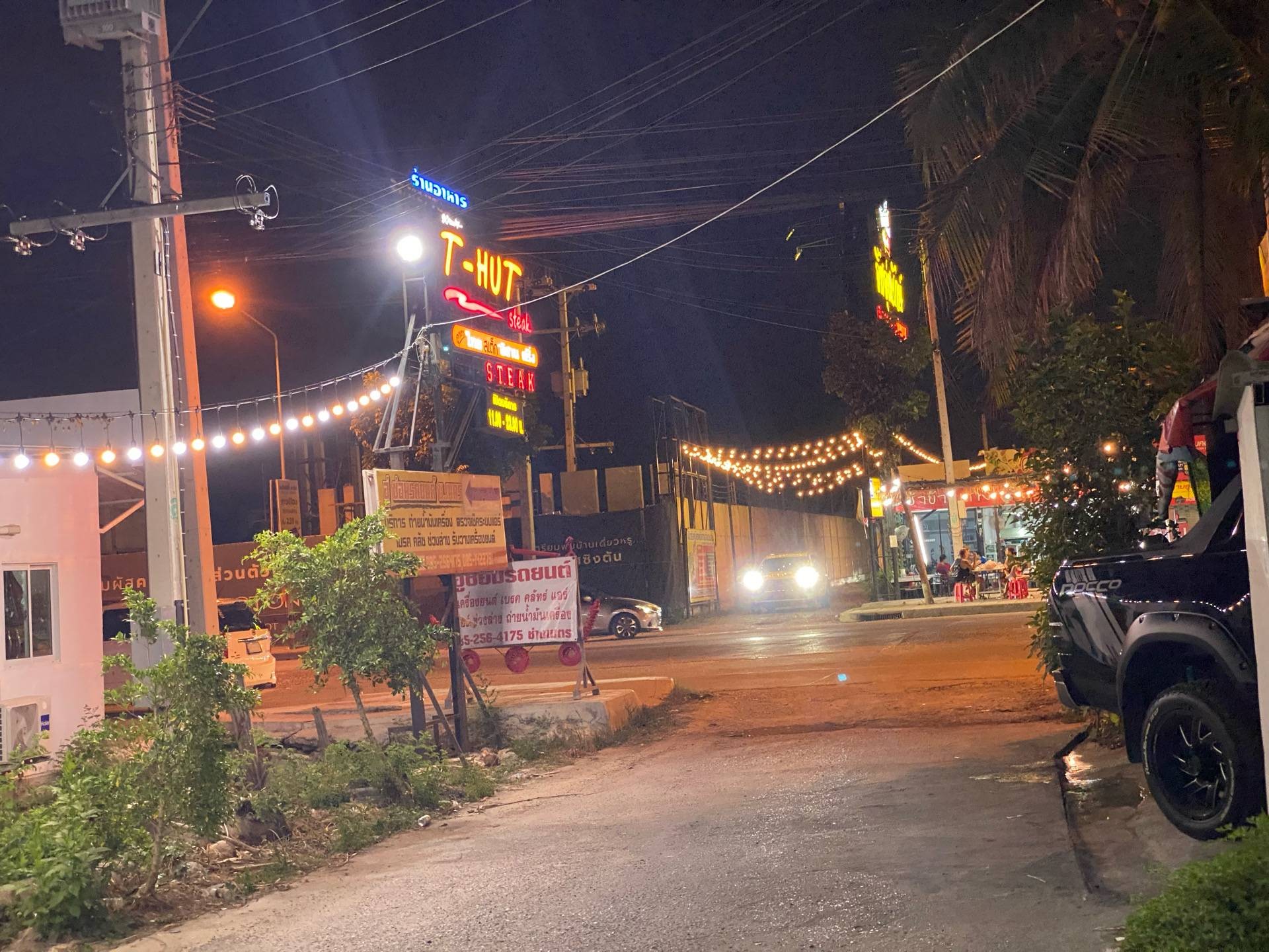 รีวิว T-Hut Steak Bengal - อาหารหลากหลาย มีดนตรีสด ราคาย่อมเยา