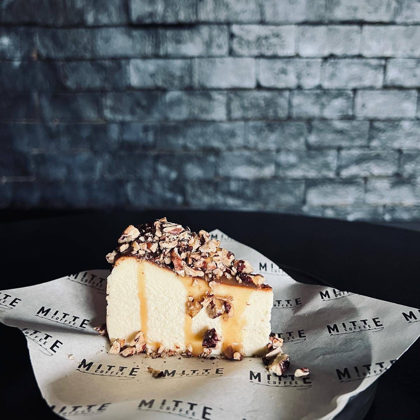 Basque Burnt Cheese Cake ( Toffee Peacans ) ร้าน Mitte Coffee Roastery ...