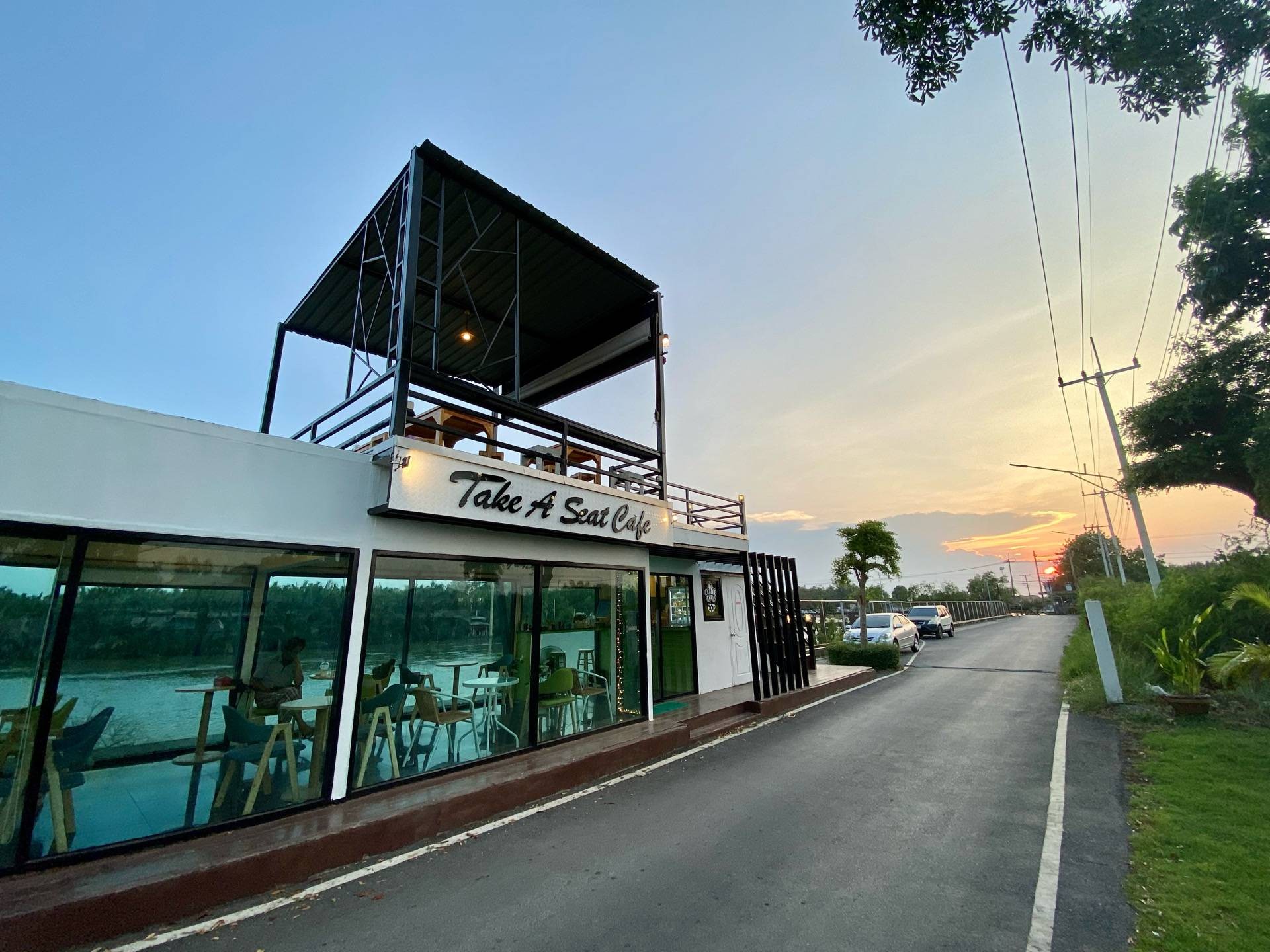 รีวิว Take A Seat Cafe - บรรยากาศยามเย็นชมวิวน้ำชิลๆ