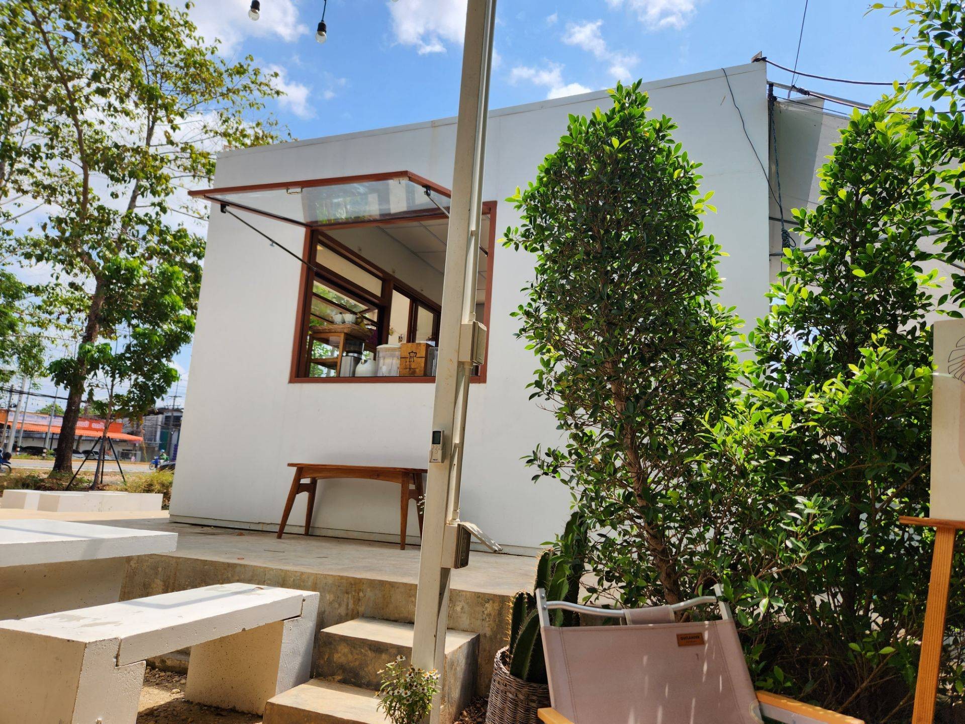 รีวิว Avocado Ploychan cafe - หาคาเฟ่เปิดใหม่ในจันท์ เห็นแวปๆใน FB เลยลองมาดู สั่งอโวคาโดอัลมอน ...