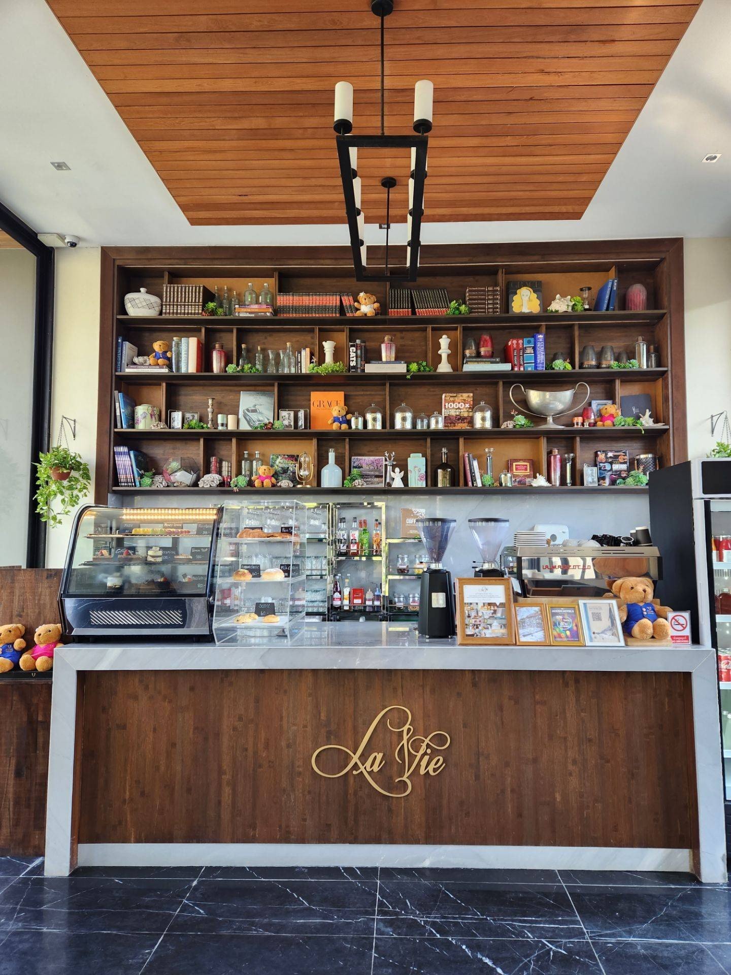 รีวิว La Vie Luxury Coffee & Tea Lounge อยู่หน้า รร. V Villa Huahin ...
