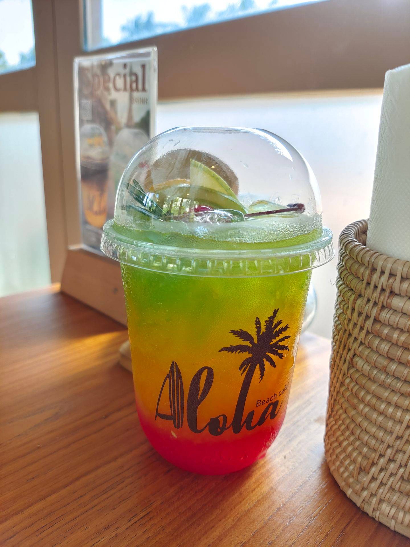 Aloha Parrot Drink • 129 บาท ร้าน Aloha Beach Cafe'