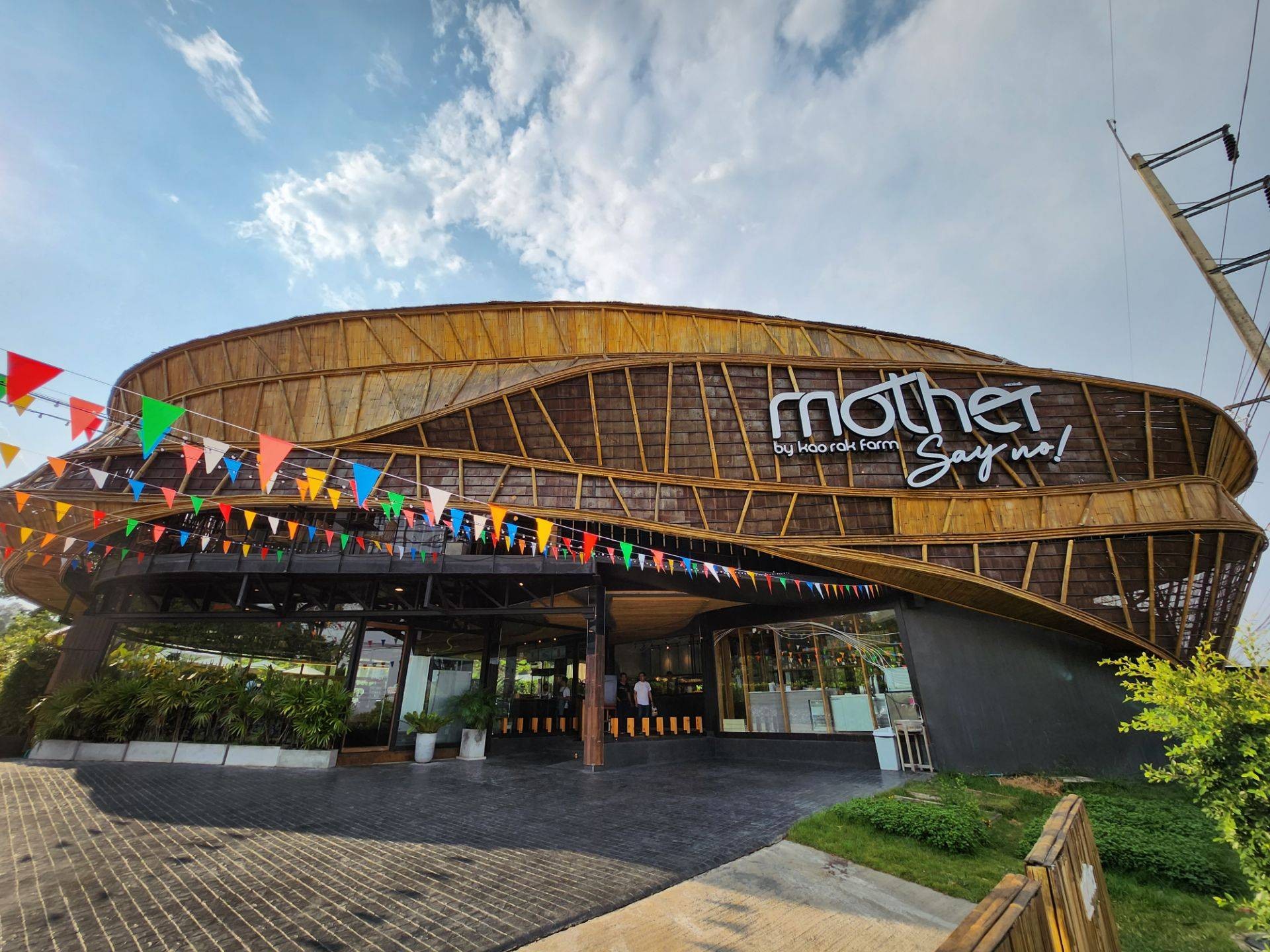 รีวิว Mother Say No - Mother say no เพื่อนพามาแวะ ร้านสวยดีนะ เค้กก็โอเค กาแฟใช้ได้เลย