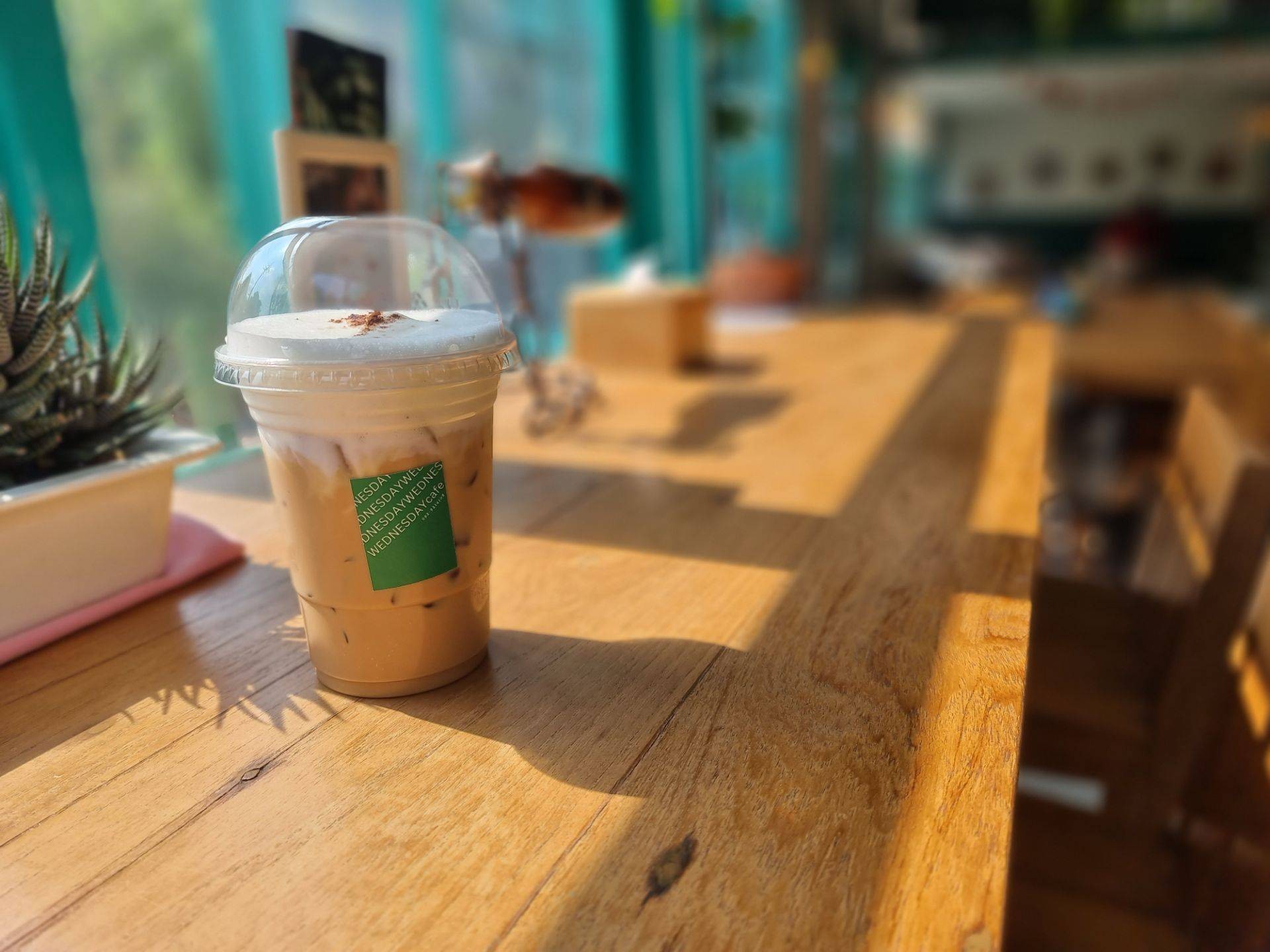 รีวิว Wednesday Cafe - คาเฟ่สไตล์บ้านสีเขียว น่ารัก มีมุมถ่ายรูปได้