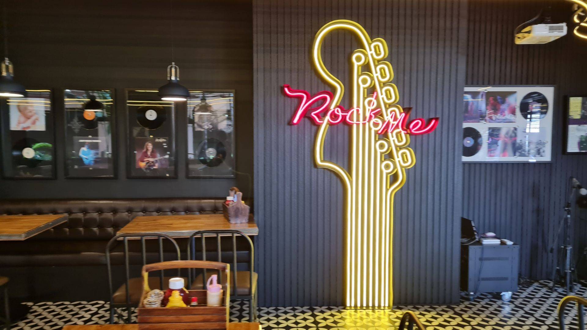 รีวิว Rock Me Burgers & Bar ลอยเคราะห์ - American style burger - Wongnai