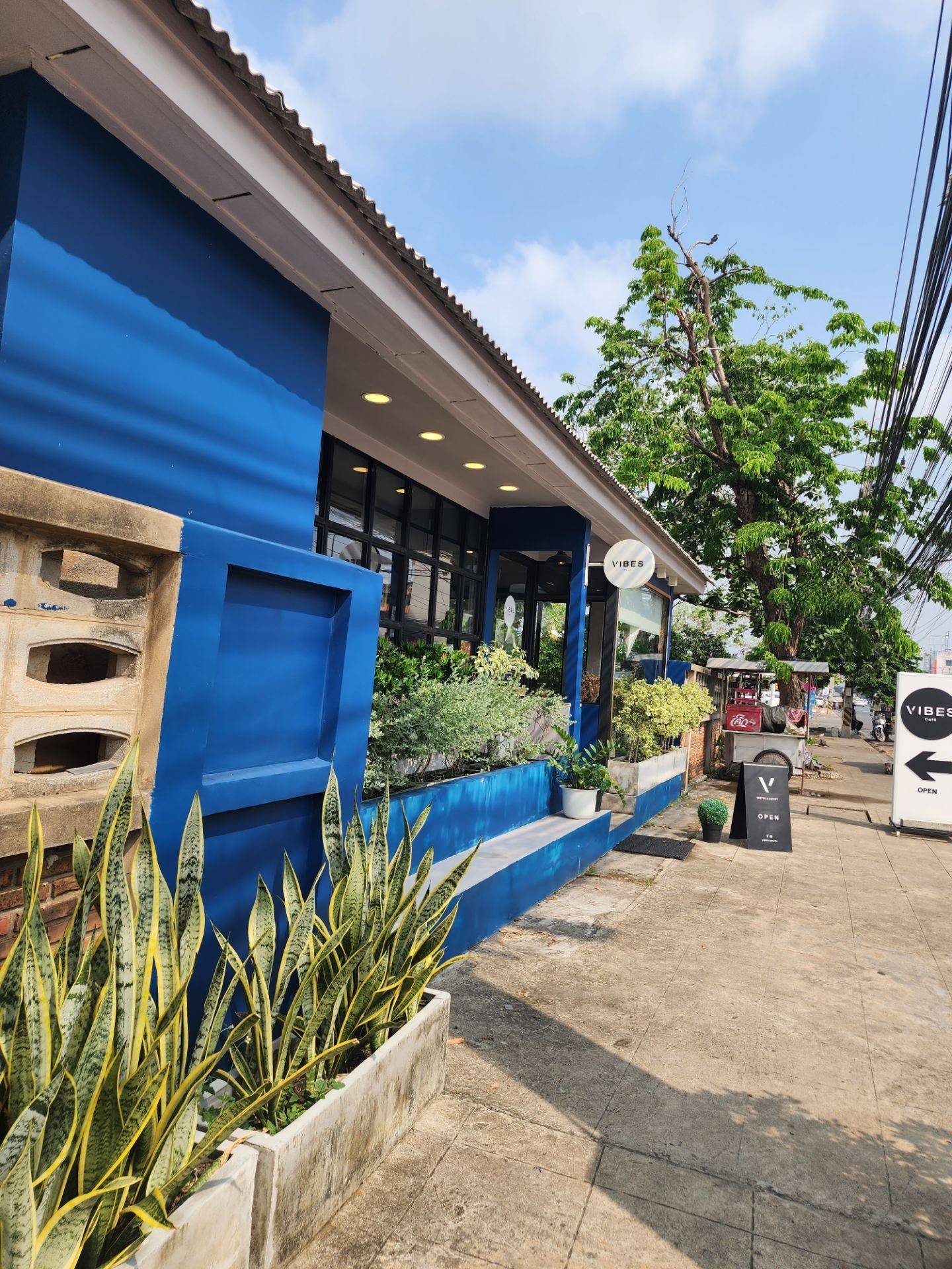 รีวิว Vibes Cafe VIBES Cafe - ร้านเล็ก ๆ พนักงานน่ารัก