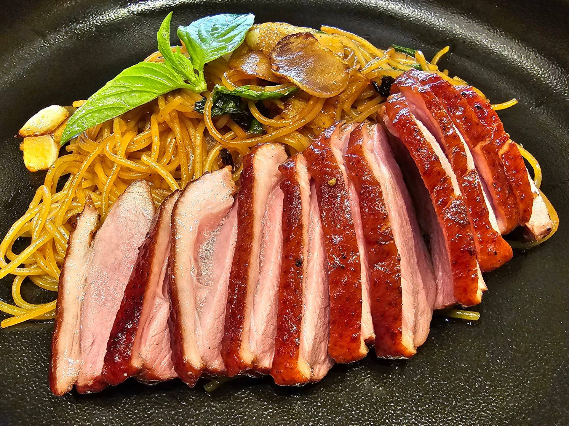 AOP Smoked Duck Breast Spaghettini ร้าน Another Hound Café สยามพารากอน