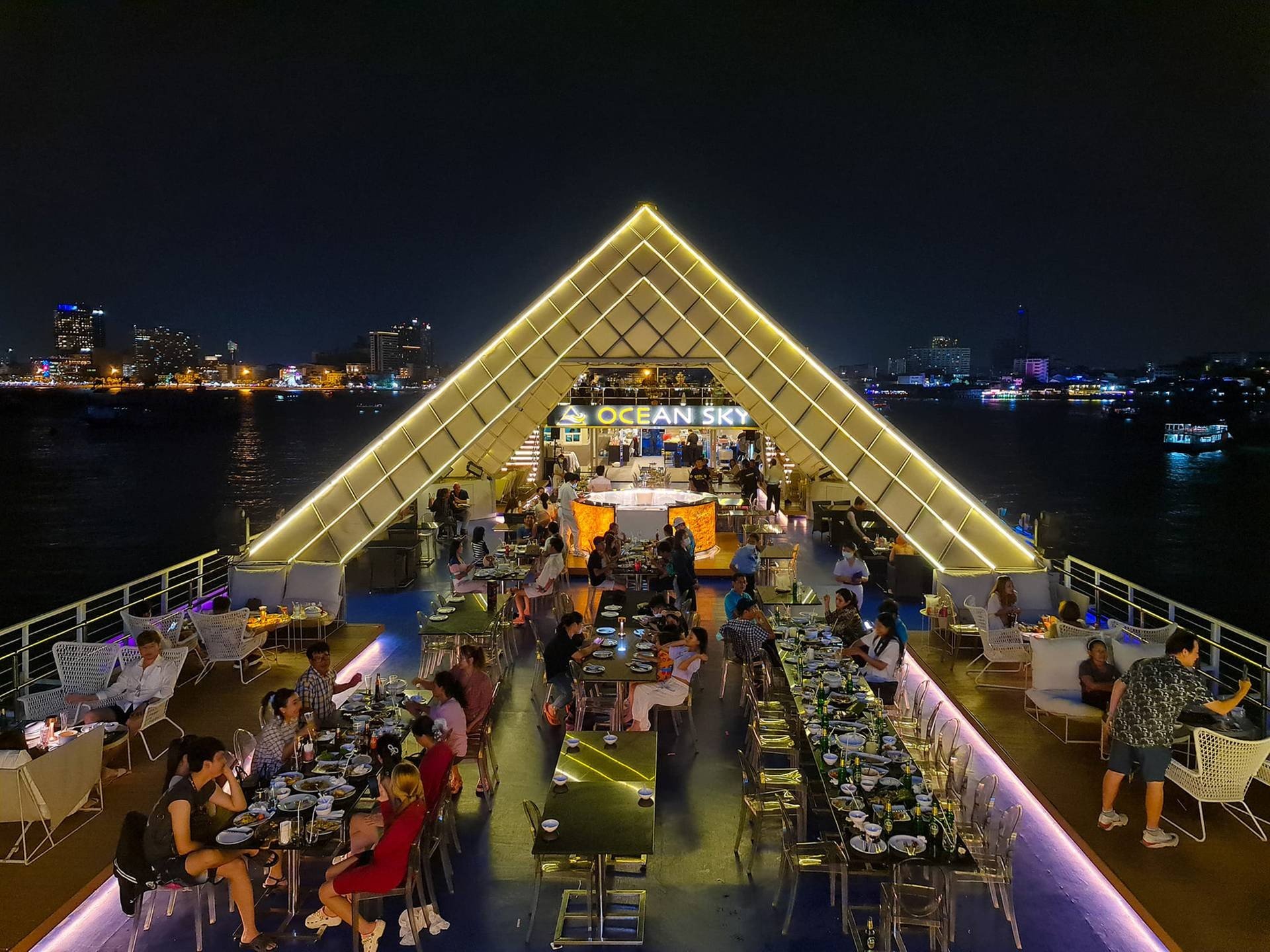 รีวิว Ocean Sky Pattaya - แนะนำสำหรับผู้ที่ยังไม่เคยได้สัมผัสกับบรรยากาศรับประทานอาหารบนเรือมี ...