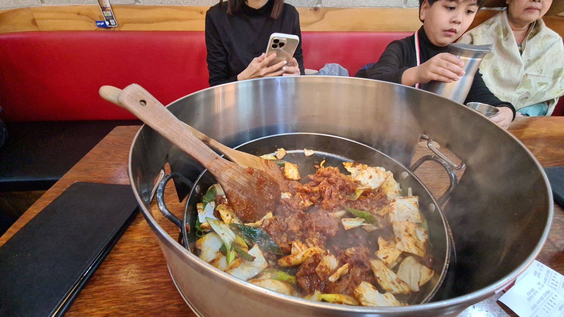 Yoogane Marinated Chicken Galbi ร้าน Yoogane Hongdae