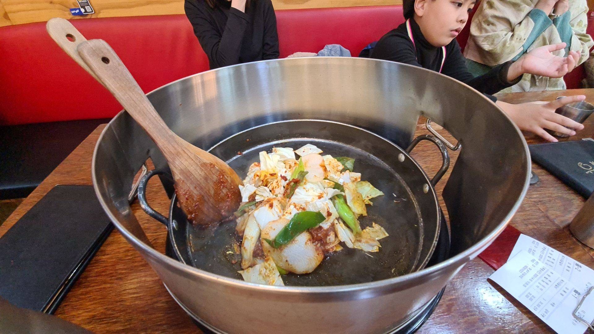 รีวิว Yoogane Hongdae - ร้านไก่ผัด Yoogane สาขาย่าน Hong Dae แหล่งรวมวัยรุ่น กรุงโซล