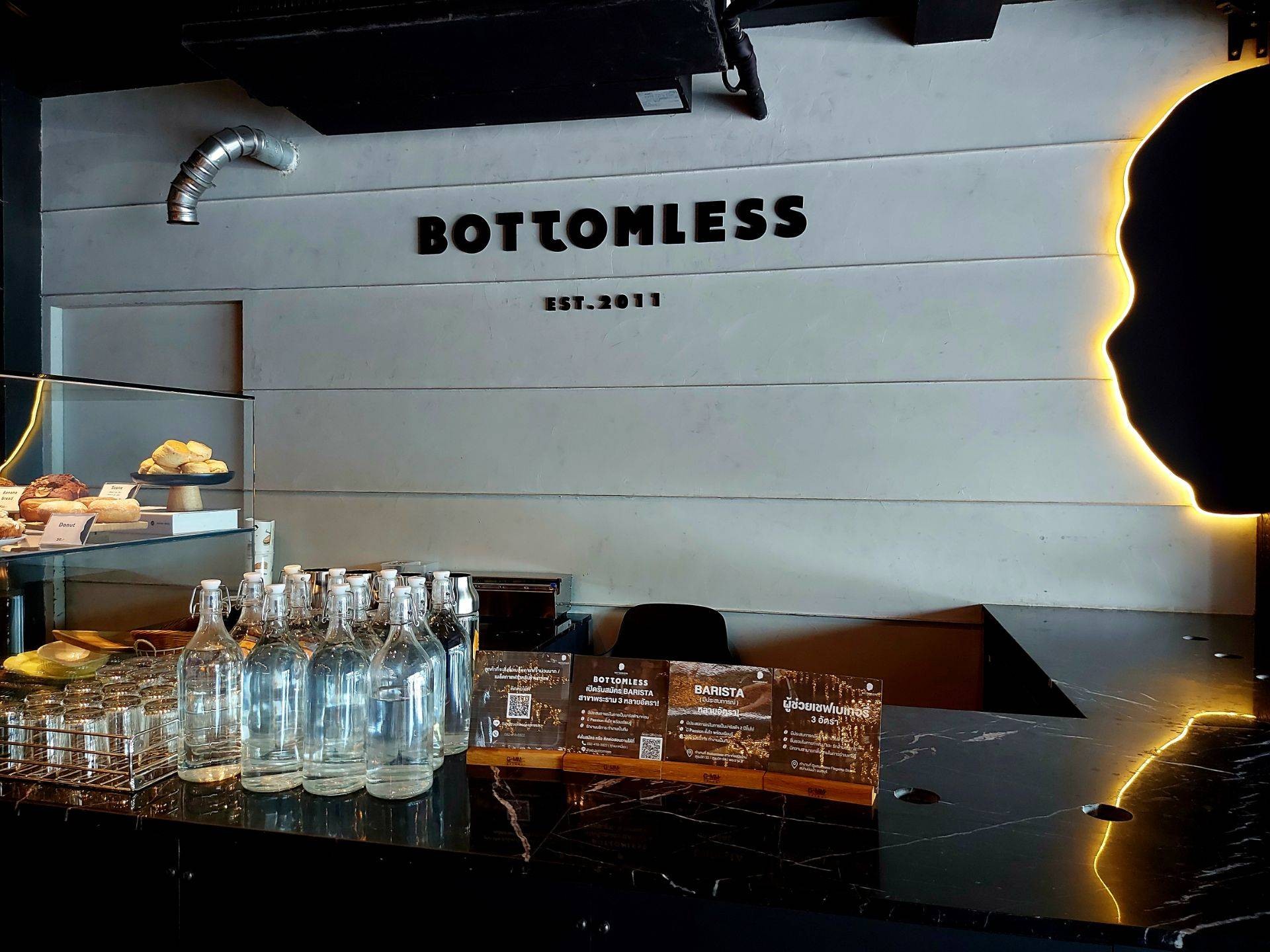 รูป บอททอมเลส Bottomless Flagship Store สนามบินน้ำ ( ร้านกาแฟบอททอมเลส)
