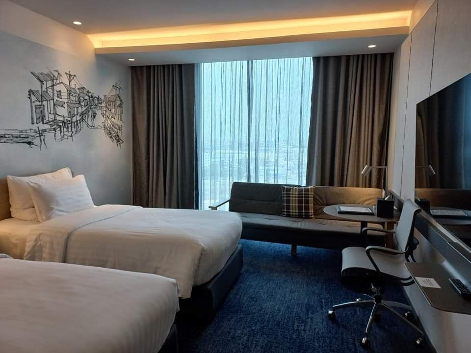 รีวิว novotel bangkok future park rangsit hotel - พนักงานที่คลับบริการดี🥰