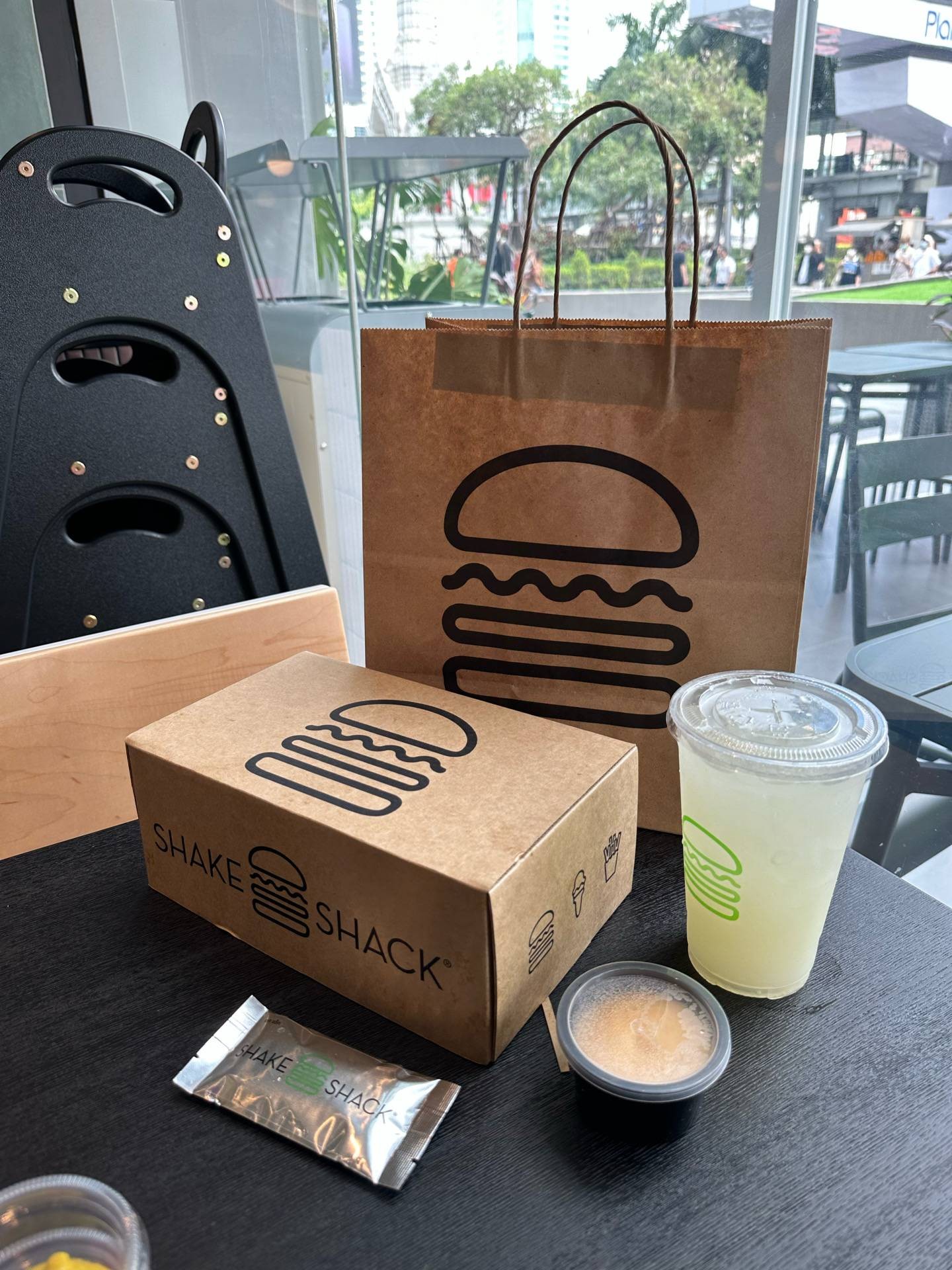 รีวิว Shake Shack CentralWorld - เบอเกอร์เบอใจ