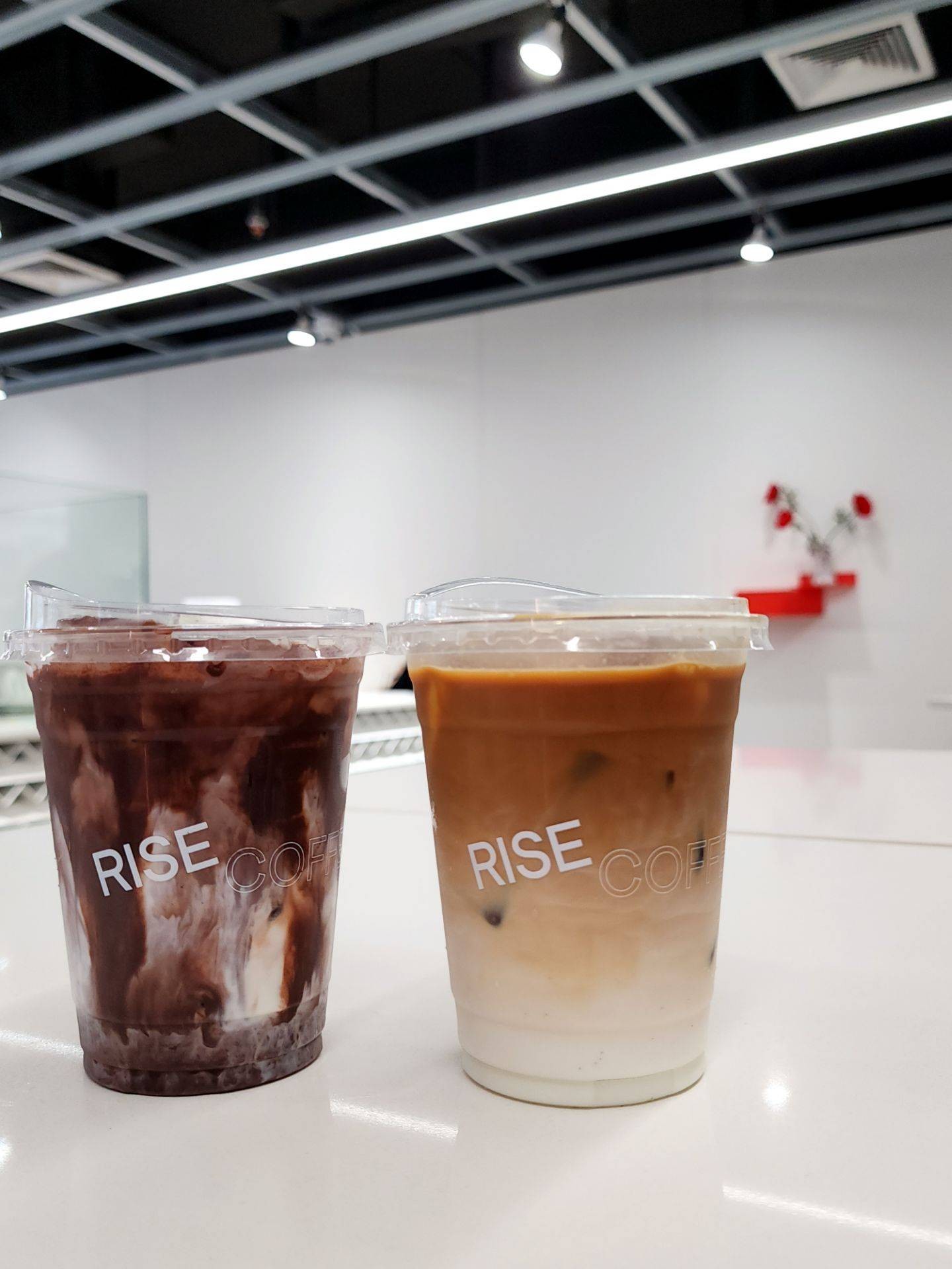 รีวิว RISE COFFEE - Flagship Store - กาแฟดีกับร้านโทนสีส้มขาว