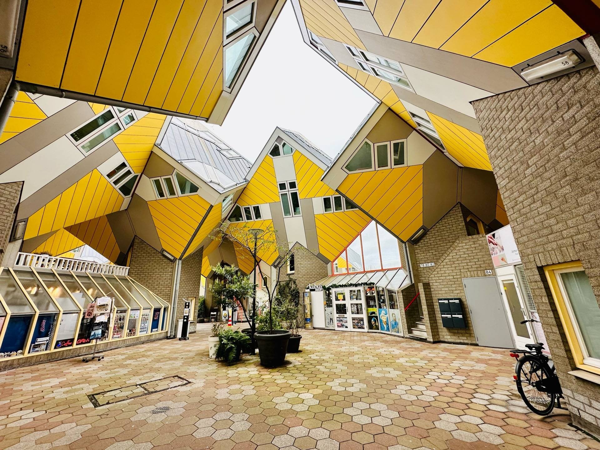 รีวิว Cube Houses - สถาปัตยกรรมอาคารทรงลูกบาศก์สีเหลืองหลายๆลูกรวมกัน ...