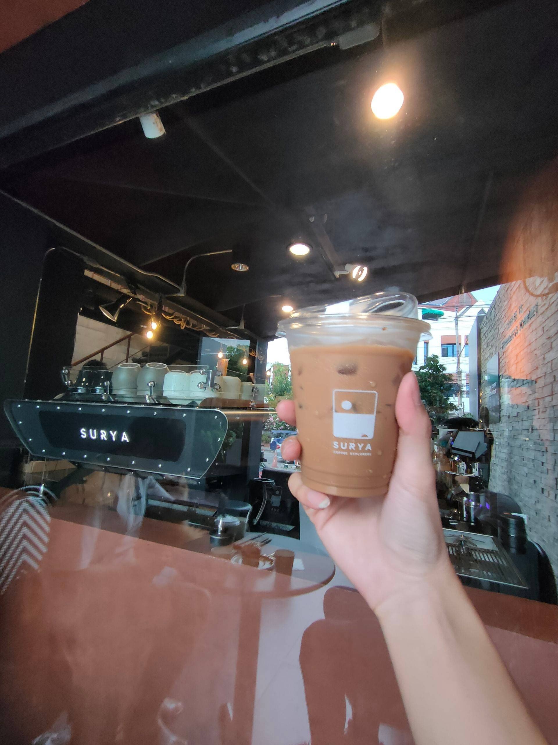 รีวิว Surya Coffee Explorers Sammakorn Village - ร้านตีมมืด สบายตา ...