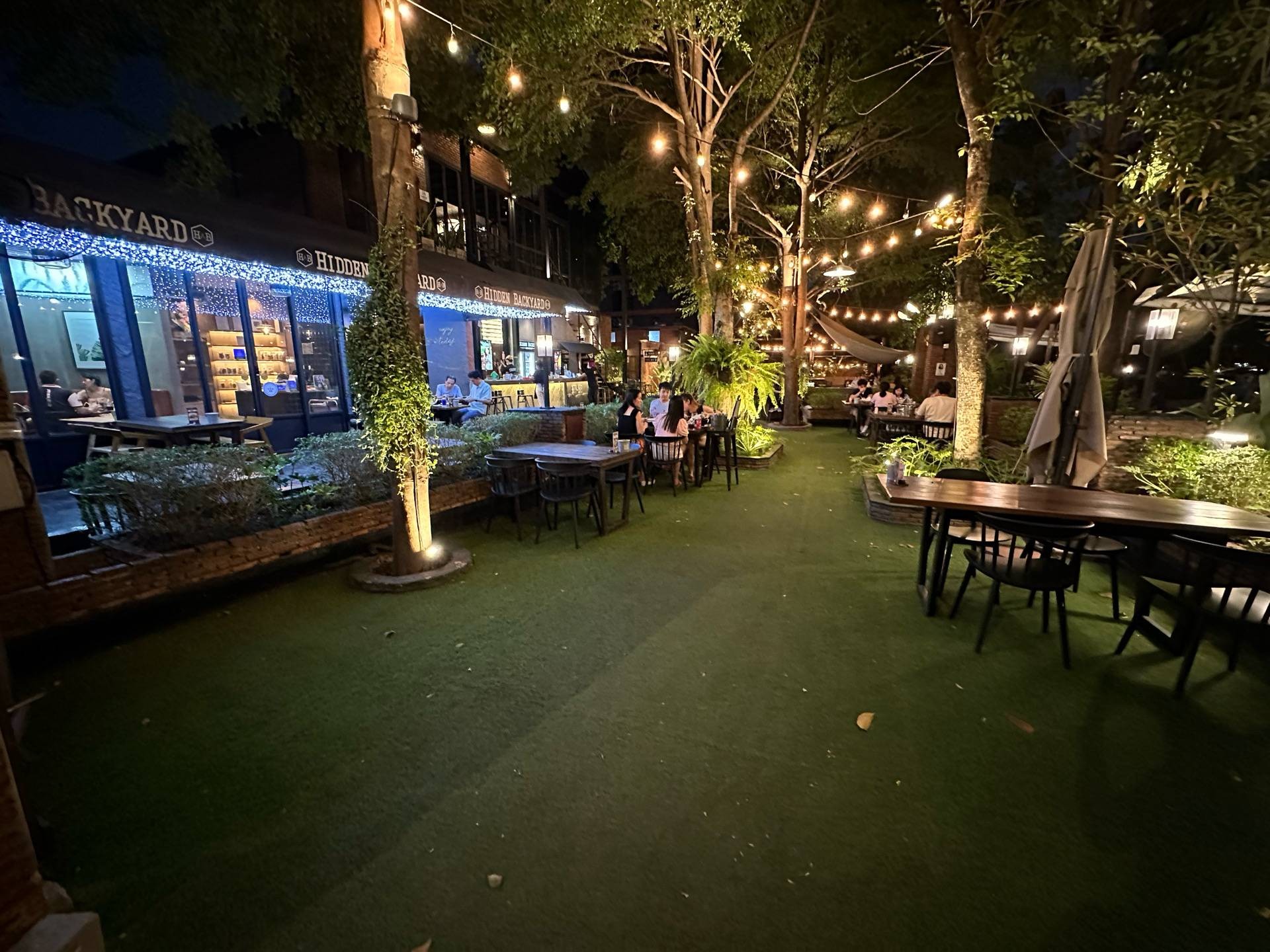 รูป Hidden Backyard Cafe & Hangout